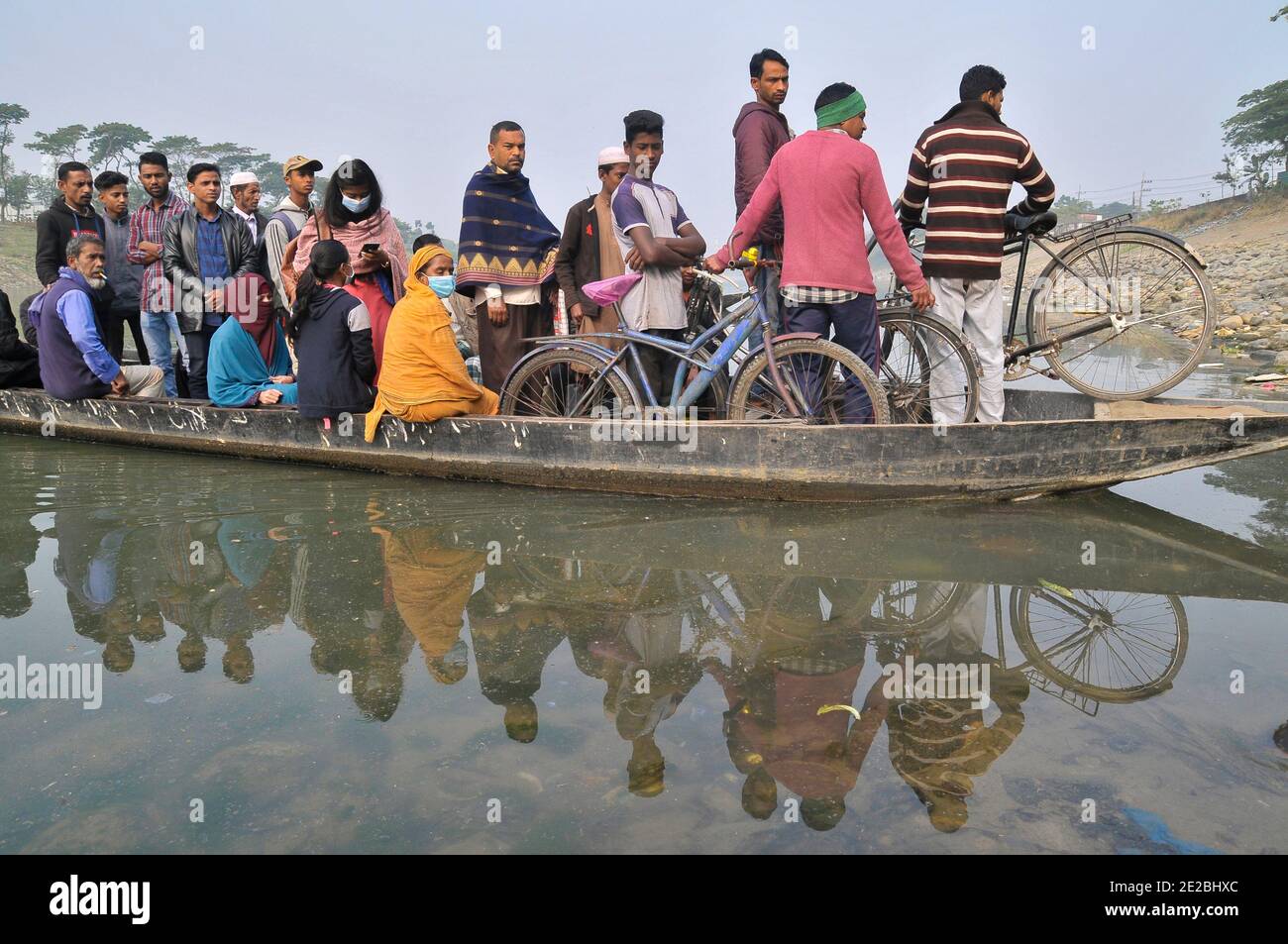 People crossing the Surma River on boat in Sylhet, Bangladesh Stock ...
