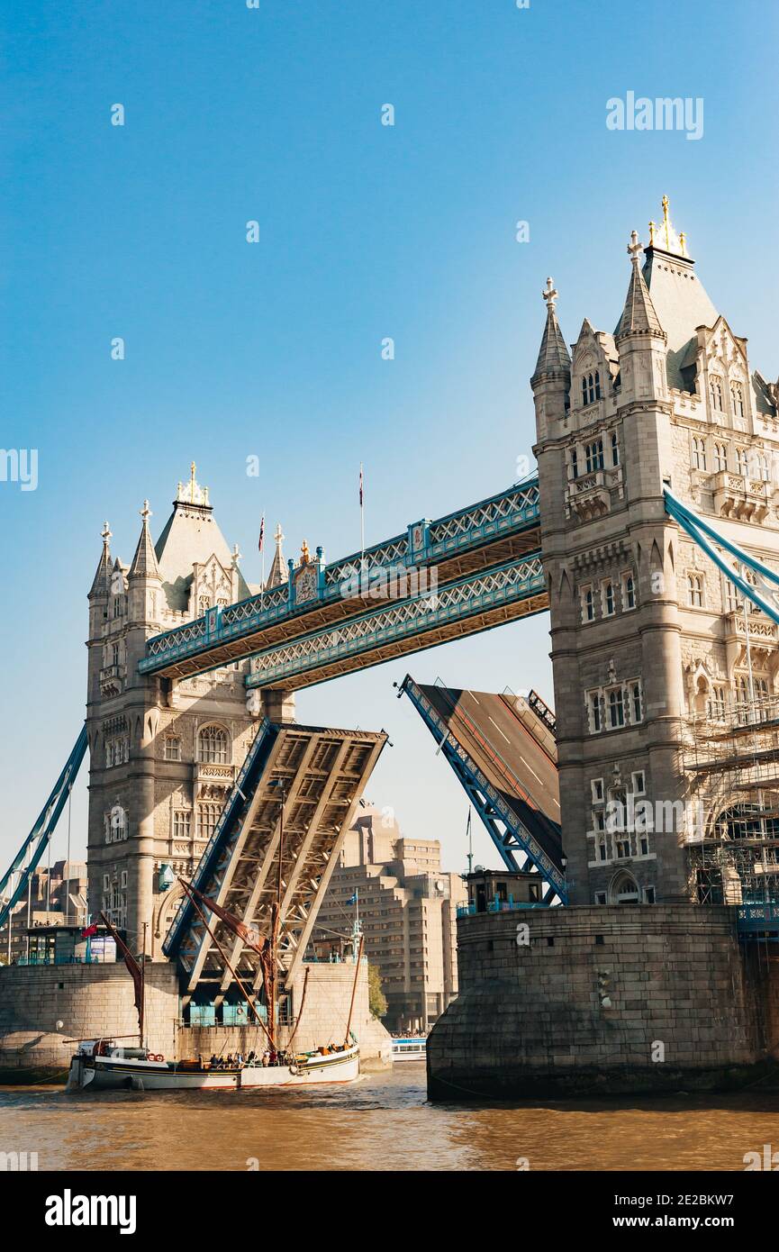 Boat passing open tower bridge hi-res stock photography and images - Alamy