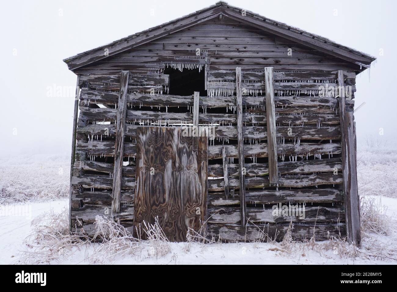 Old barn surrounded in ice and freezing fog Stock Photo - Alamy