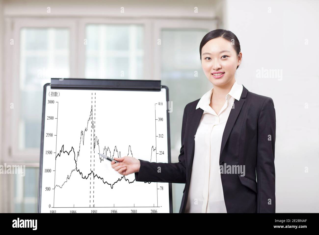 Business woman presenting graph hi-res stock photography and images - Alamy