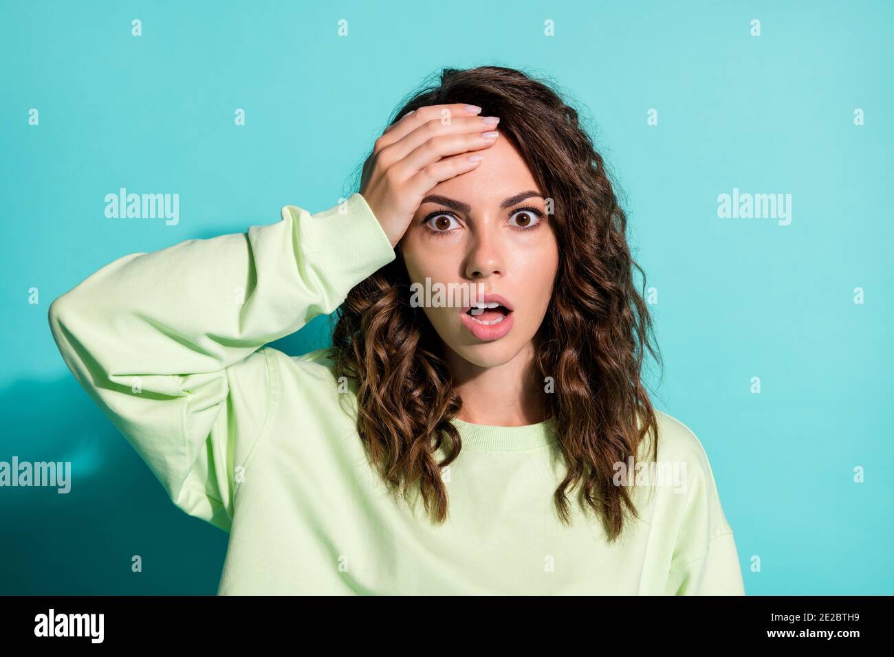 Photo portrait of surprised woman touching face with hand facepalming ...