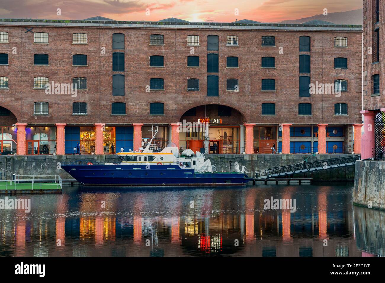 Tate liverpool albert dock hi-res stock photography and images - Alamy