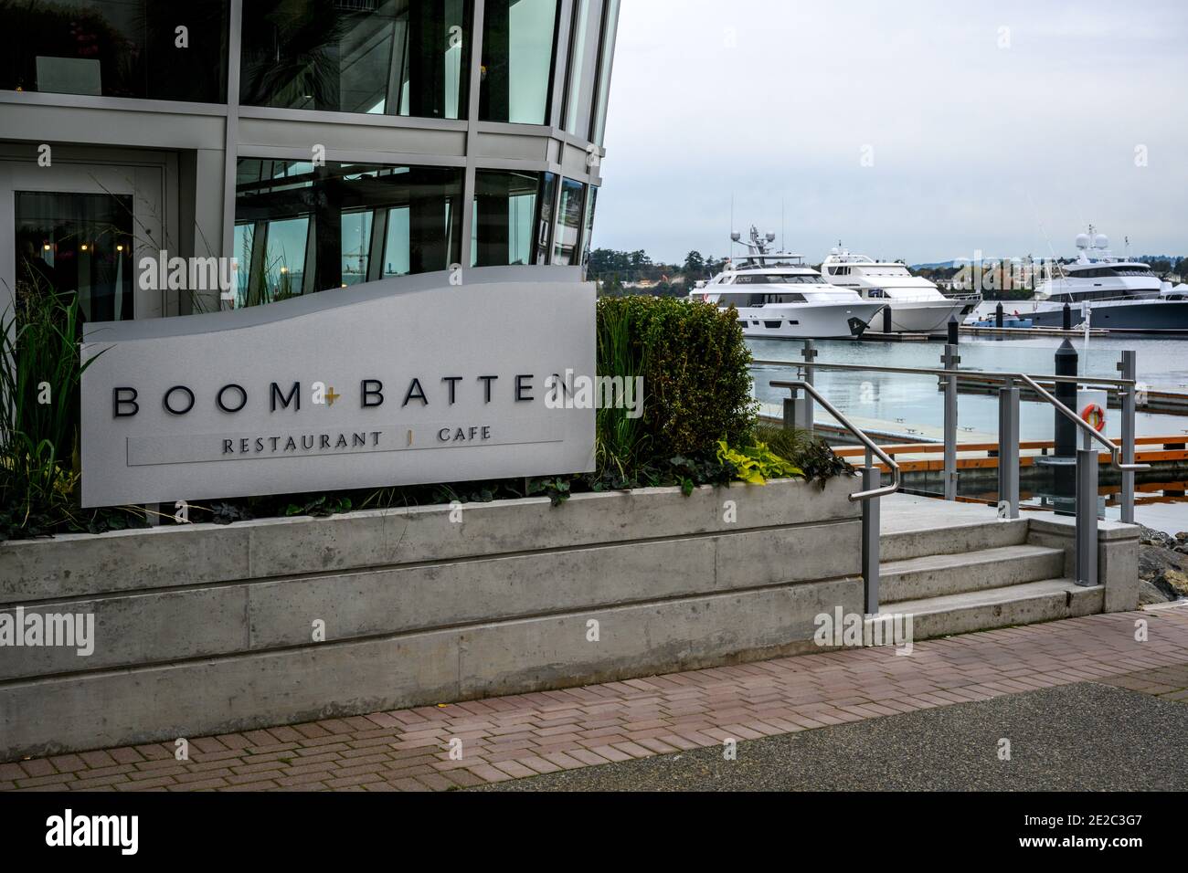 Boom and batten hi-res stock photography and images - Alamy