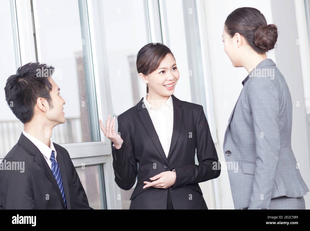 Group discussion work place hi-res stock photography and images - Alamy