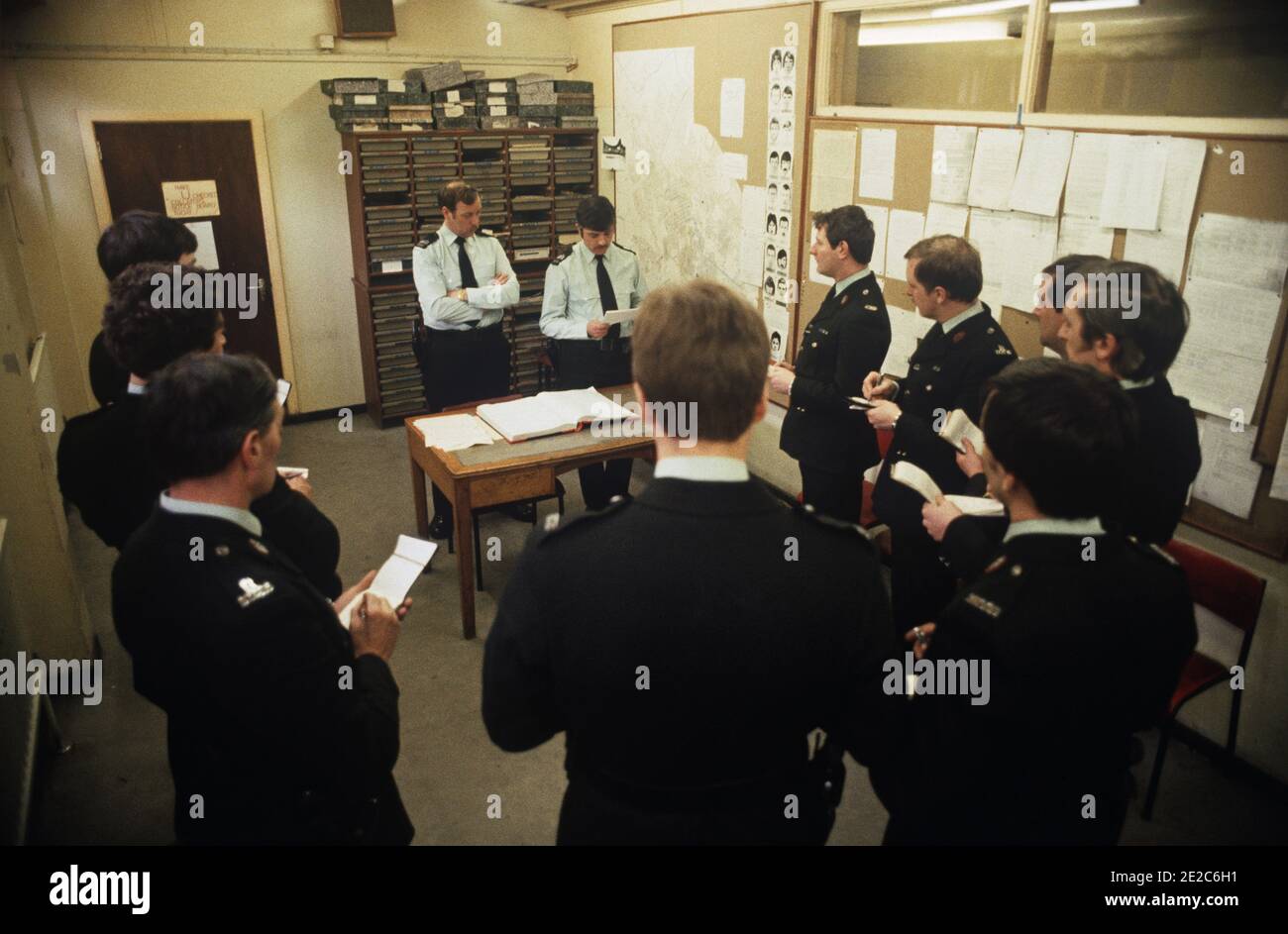 RUC, Royal Ulster Constabulary, patrol briefing in Belfast police ...