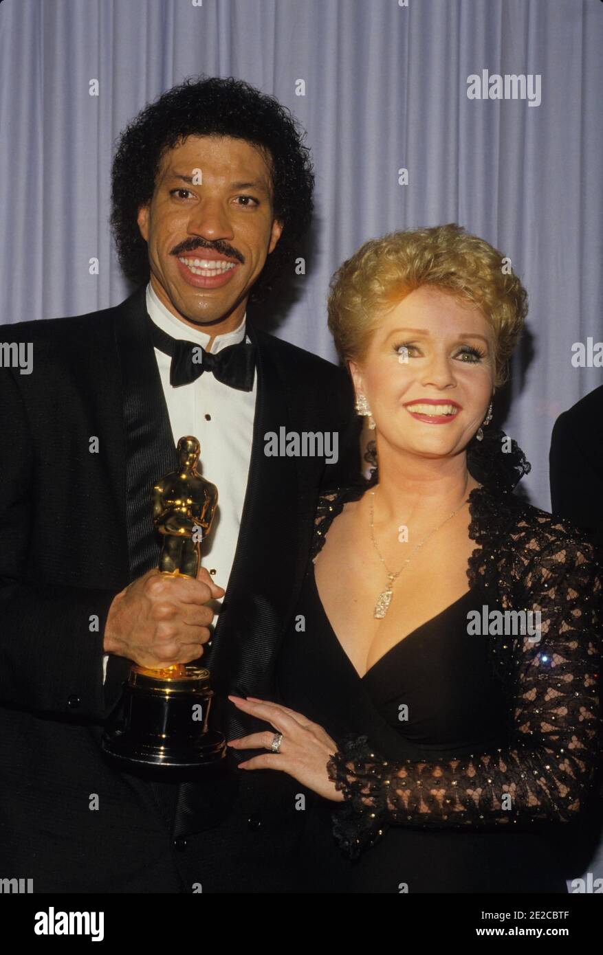 LIONEL RICHIE with Debbie Reynolds f2403 Credit: Ralph Dominguez ...