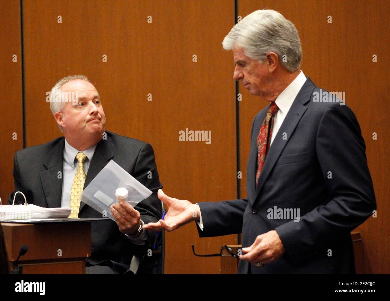 Toxicologist Dan Anderson (L) testifies under questioning by defense ...