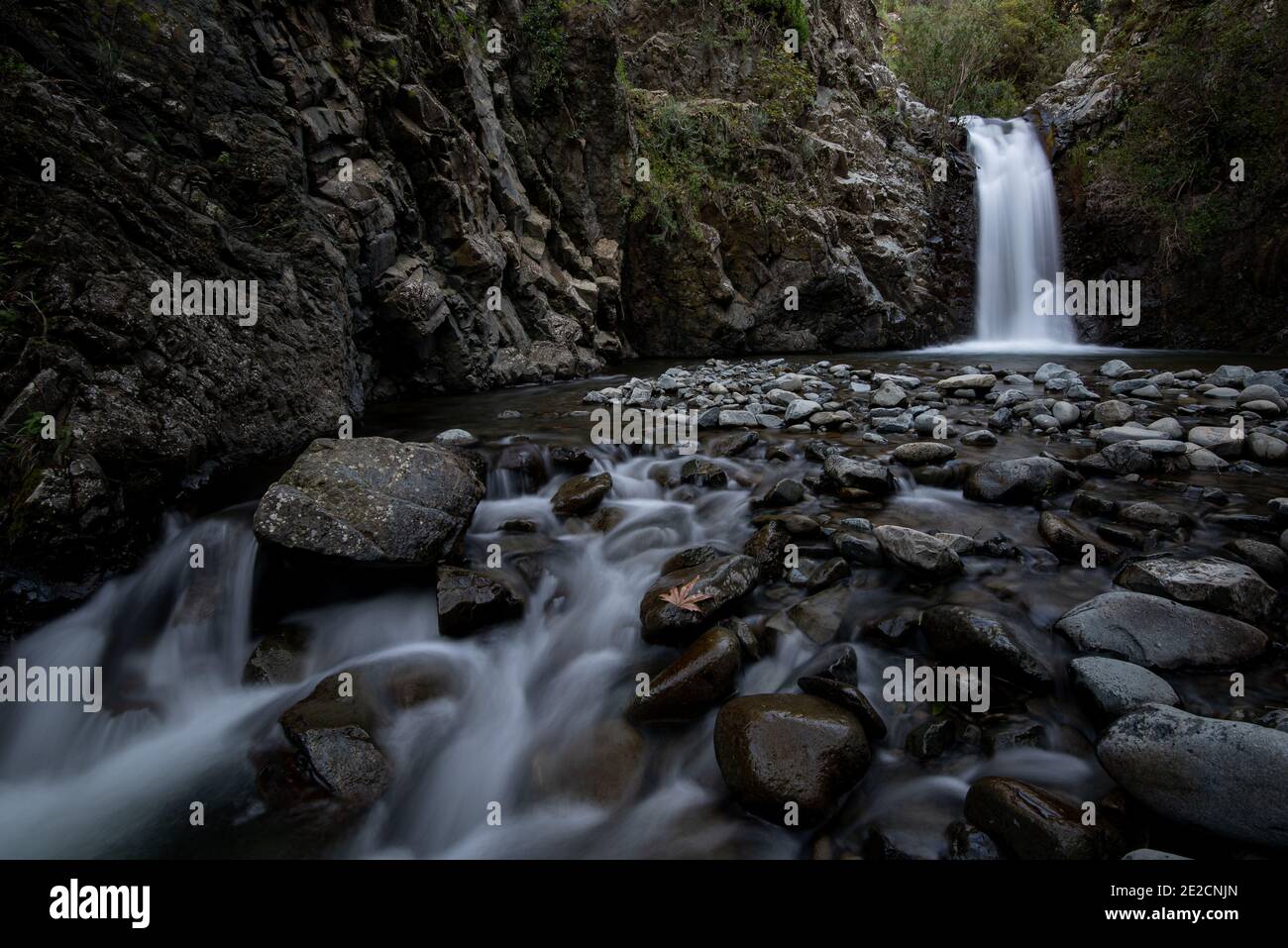 Water flowing splashing hi-res stock photography and images - Alamy
