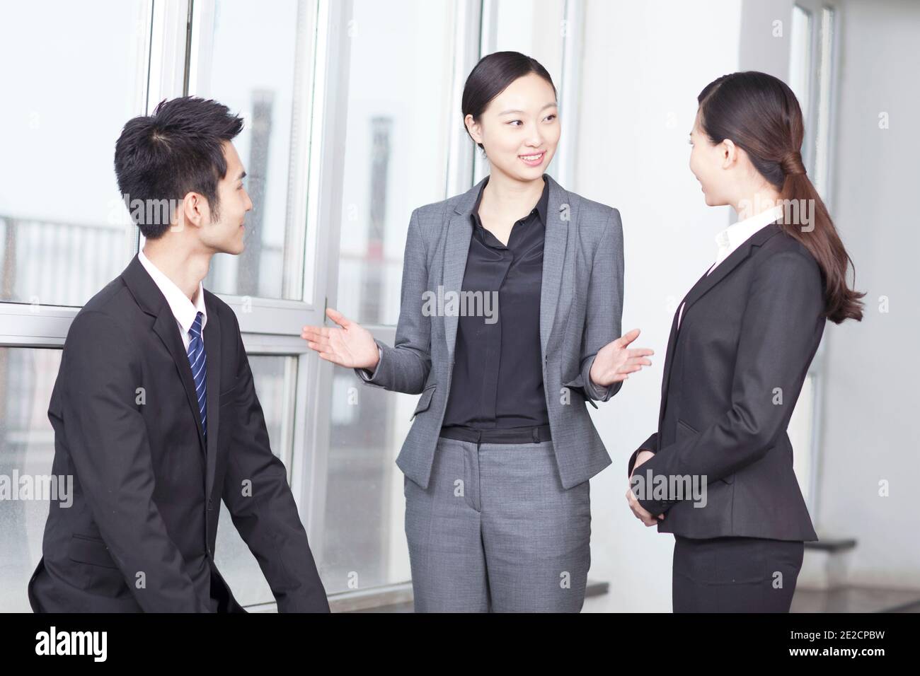 Group discussion work place hi-res stock photography and images - Alamy