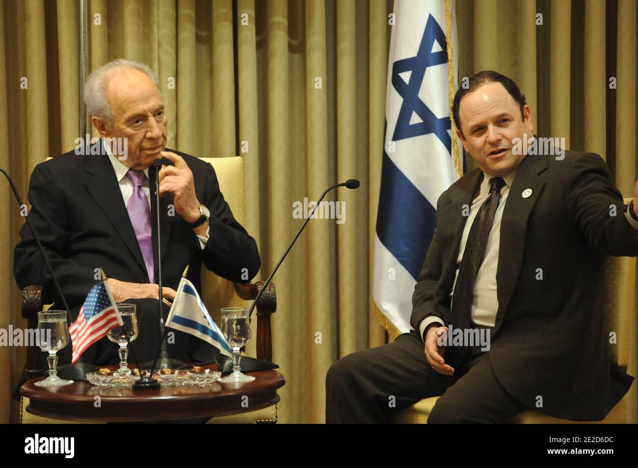 American actor jason alexander hi-res stock photography and images - Alamy