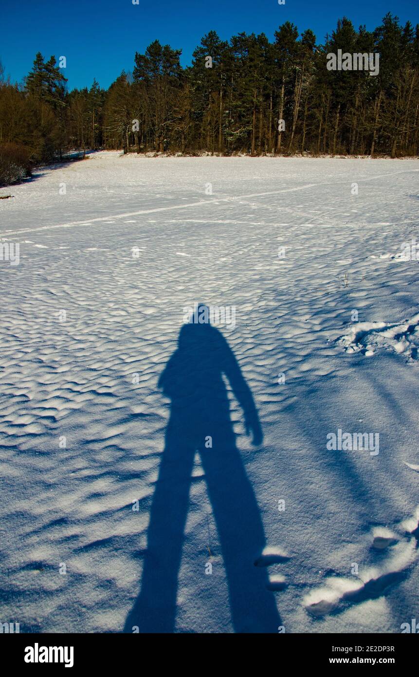 Person silhouette snow hi-res stock photography and images - Alamy