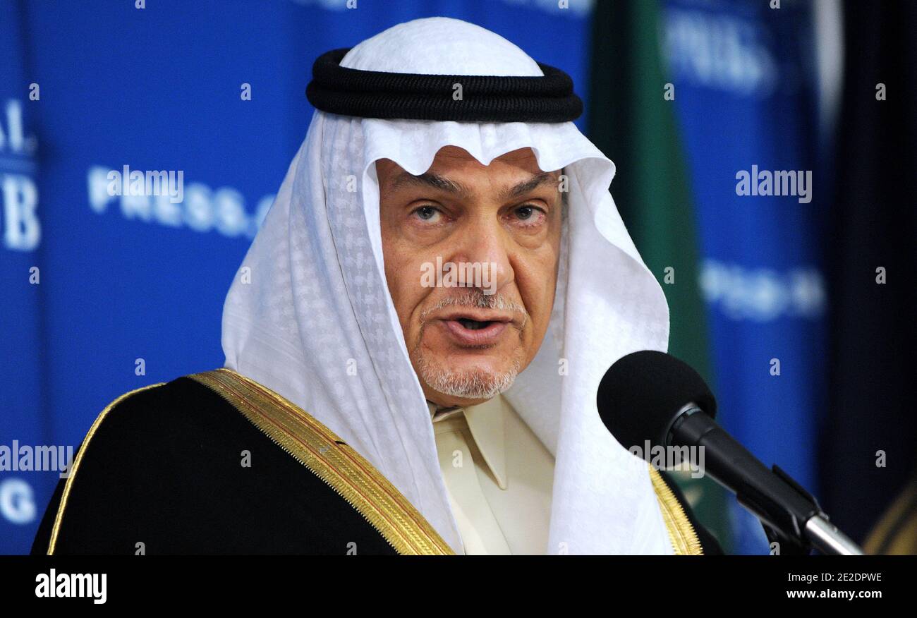 Women in saudi arabia hi-res stock photography and images - Alamy