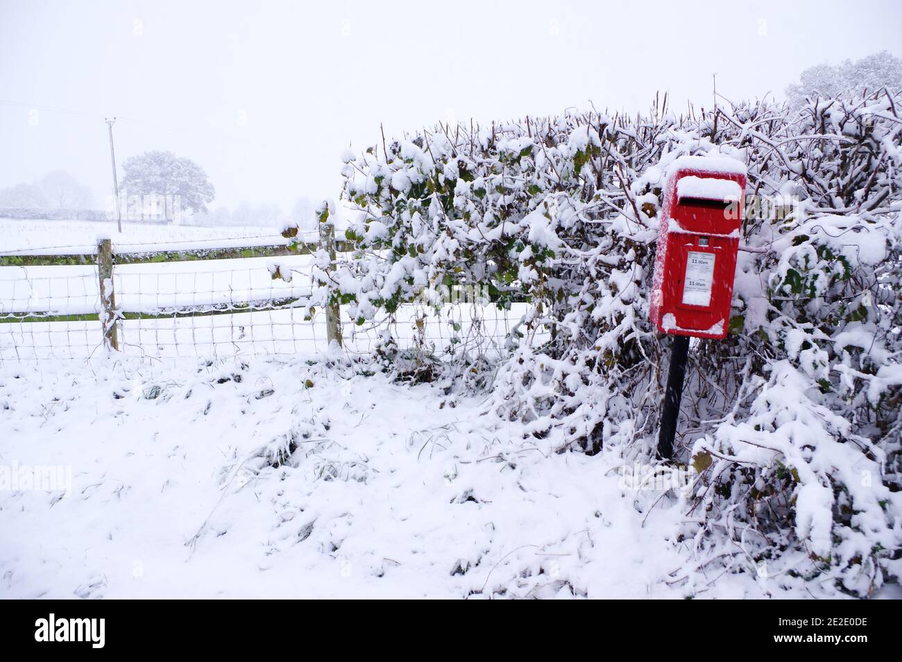 Rural post box in snow Stock Photo - Alamy