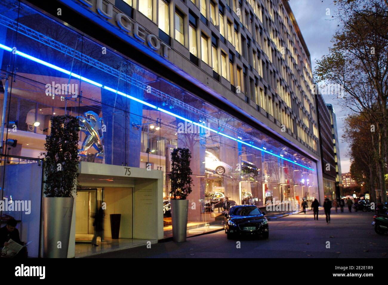 Concessionnaire automobile hi-res stock photography and images - Alamy