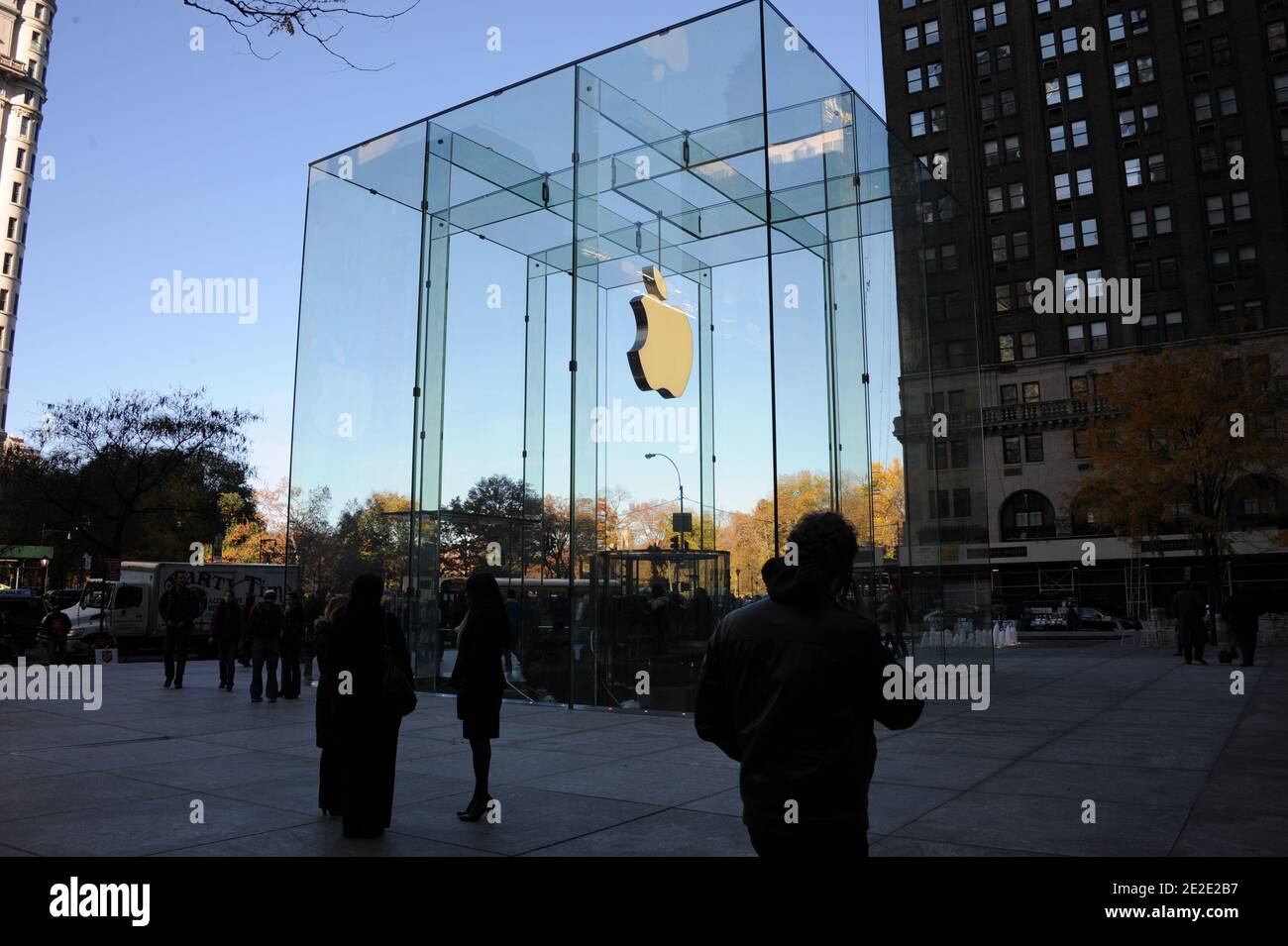 View of the Apple Store on Fifth Avenue in Manhattan, New York City, NY ...