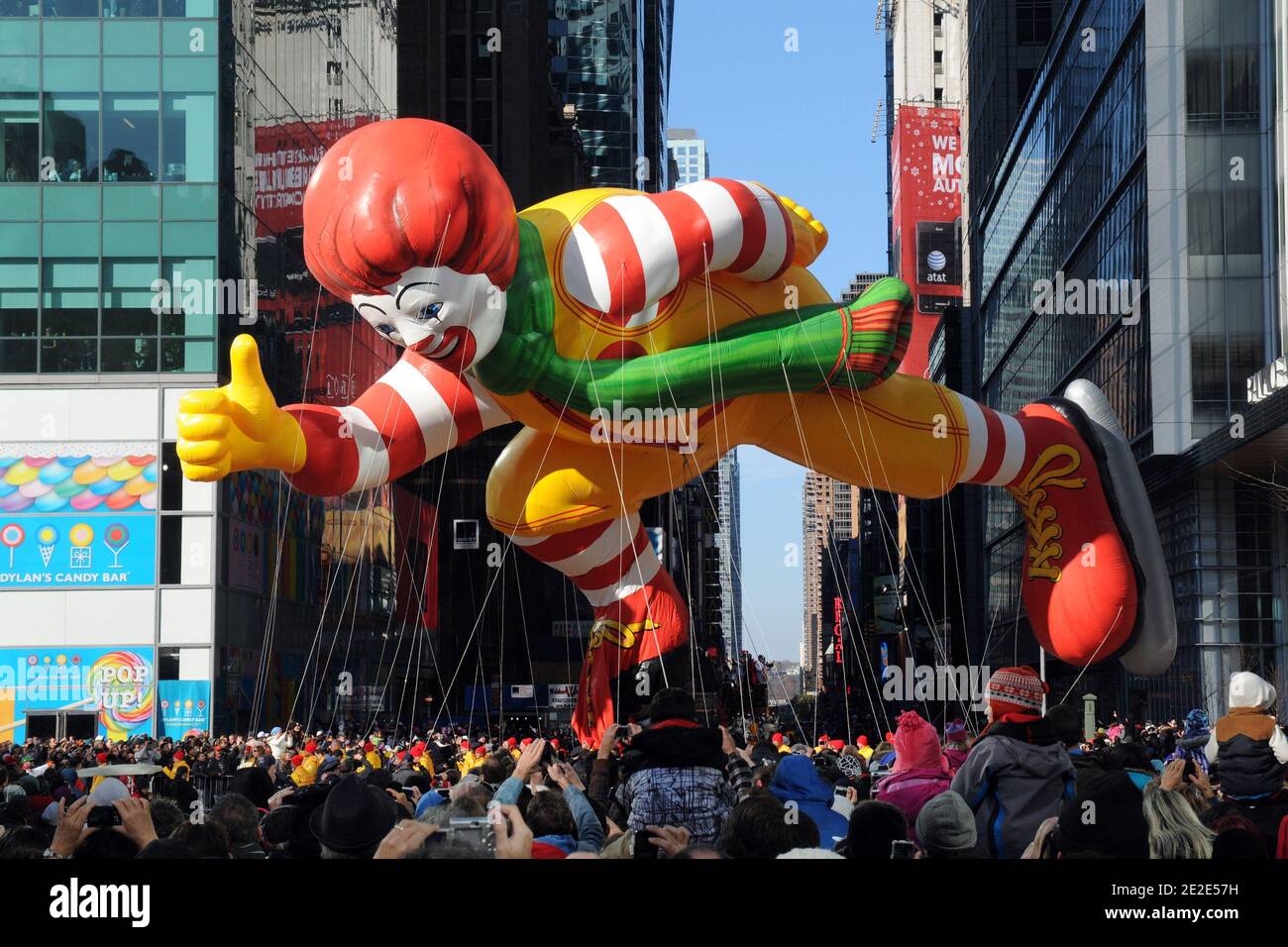 Macys parade the ronald mcdonald balloon hi-res stock photography and ...