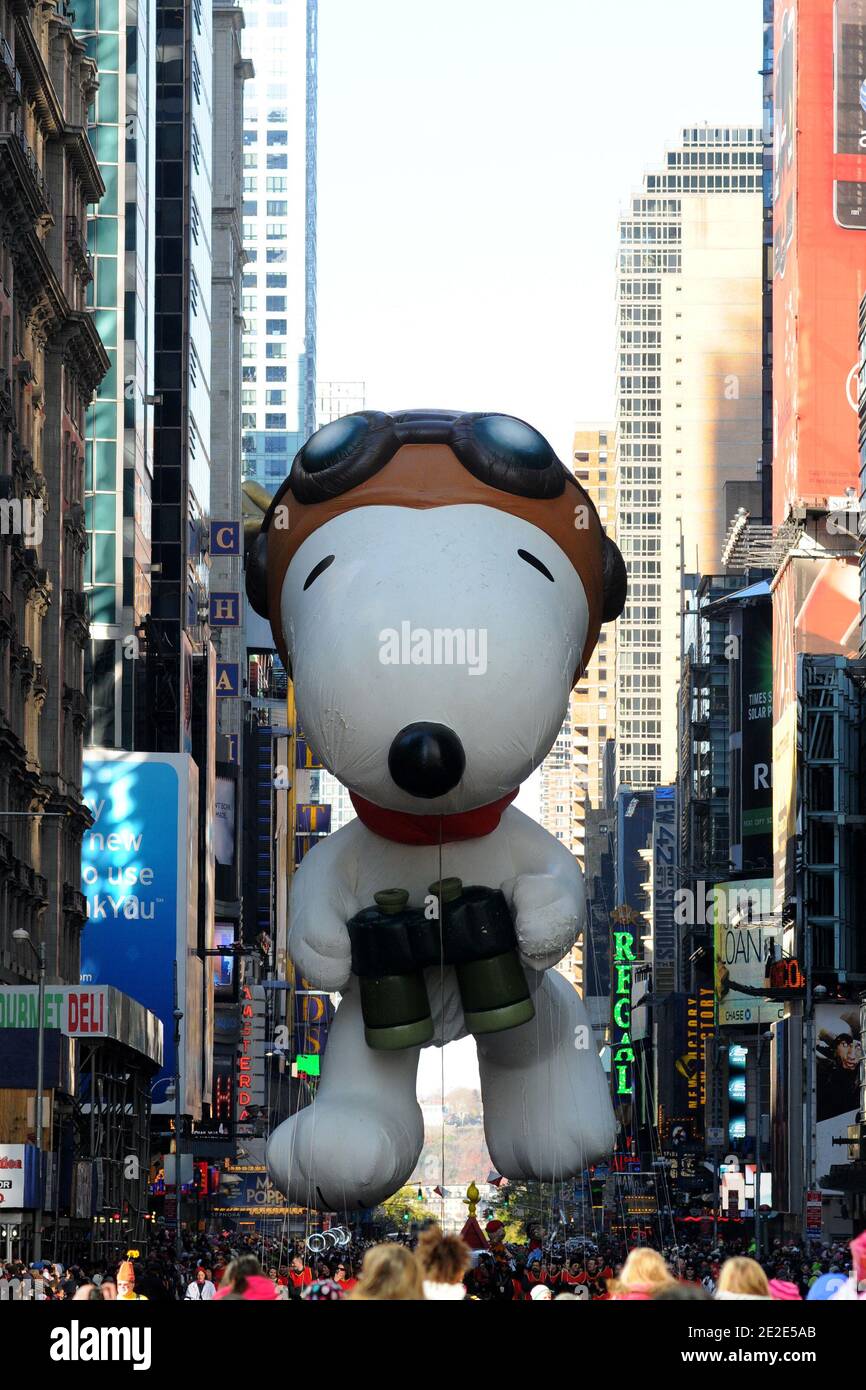 Snoopy ballon macys hi-res stock photography and images - Alamy