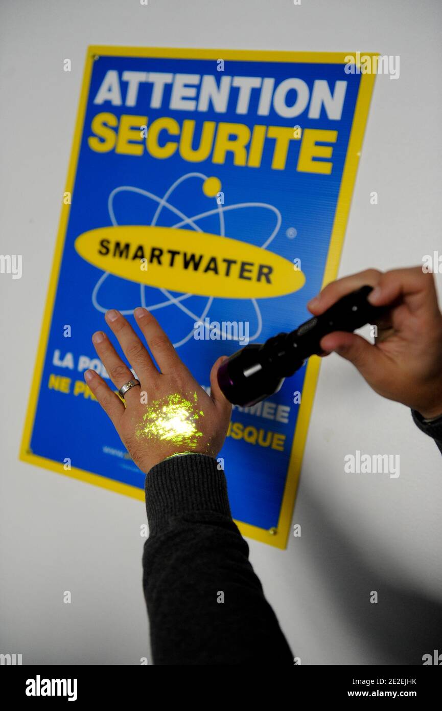 Smartwater liquid hi-res stock photography and images - Alamy