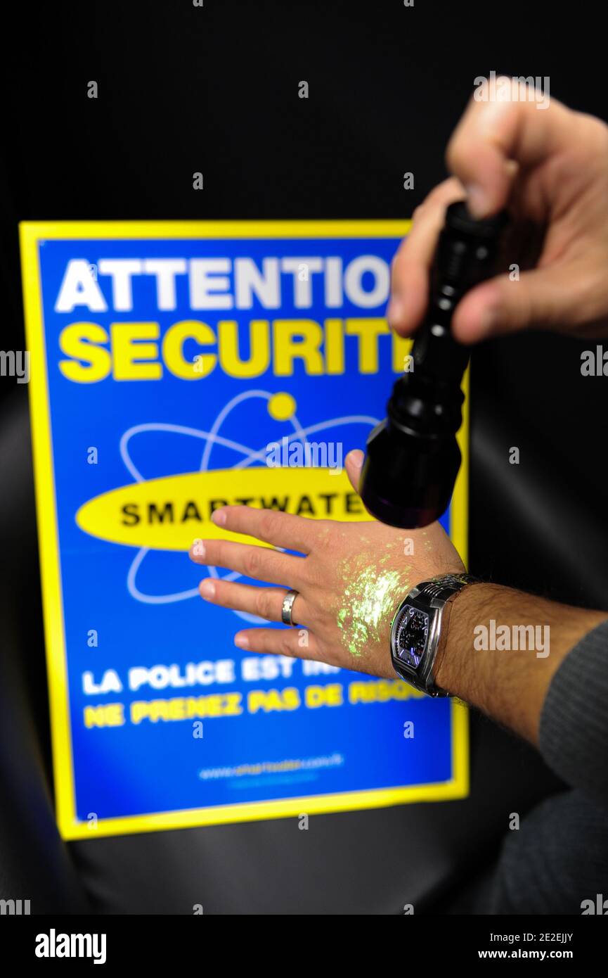 Smartwater liquid hi-res stock photography and images - Alamy