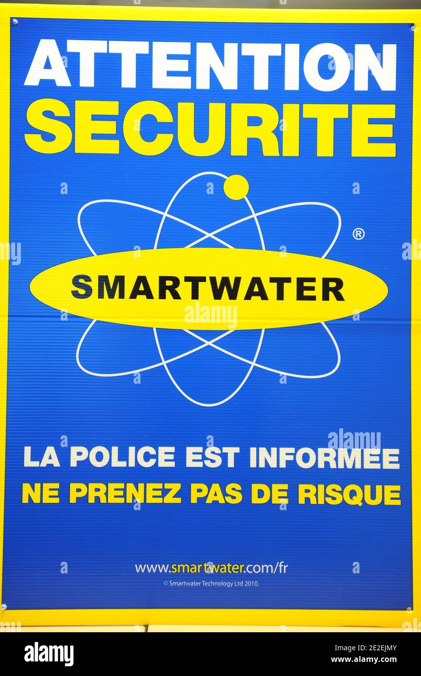 Smartwater liquid hi-res stock photography and images - Alamy