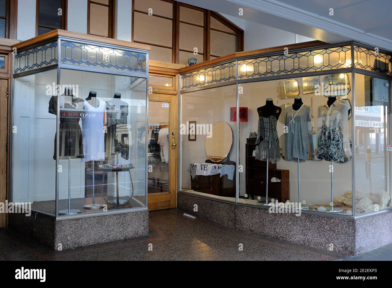 Shopping in Napier, the Art Deco city, New Zealand.Vitrine d'un magasin ...