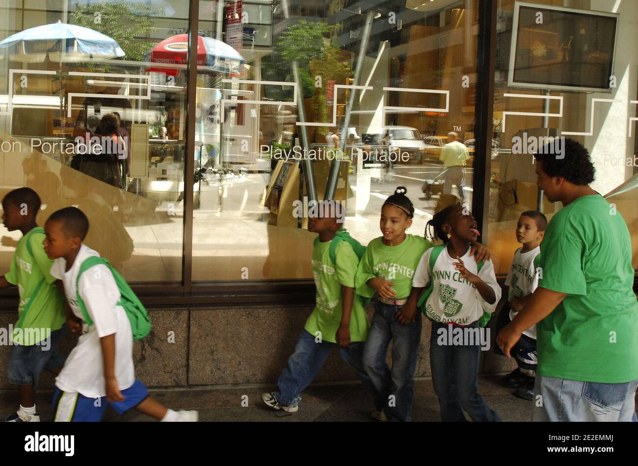 Kids in hoilday camps are coming in the Sony building, New York.Enfants ...
