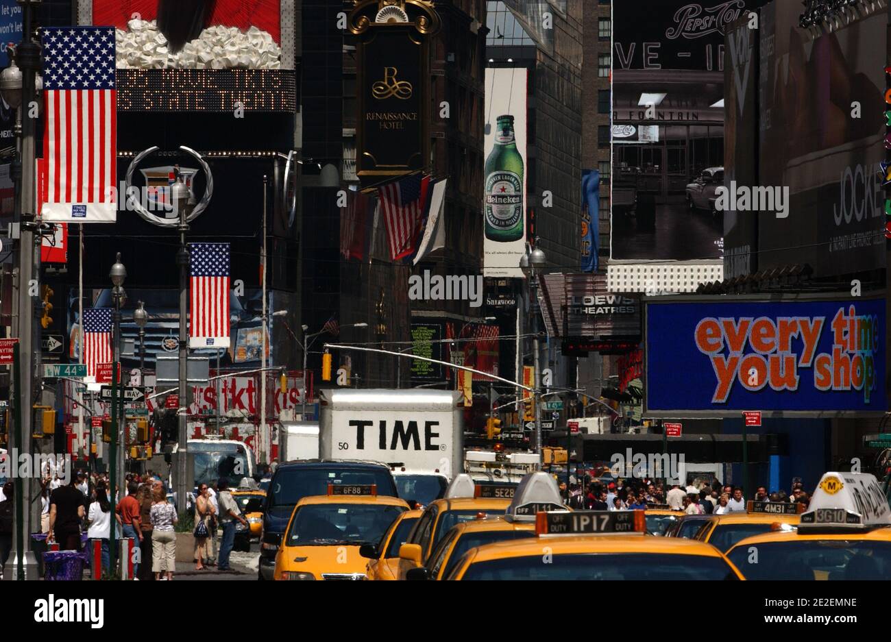 Times square 2000 hi-res stock photography and images - Alamy