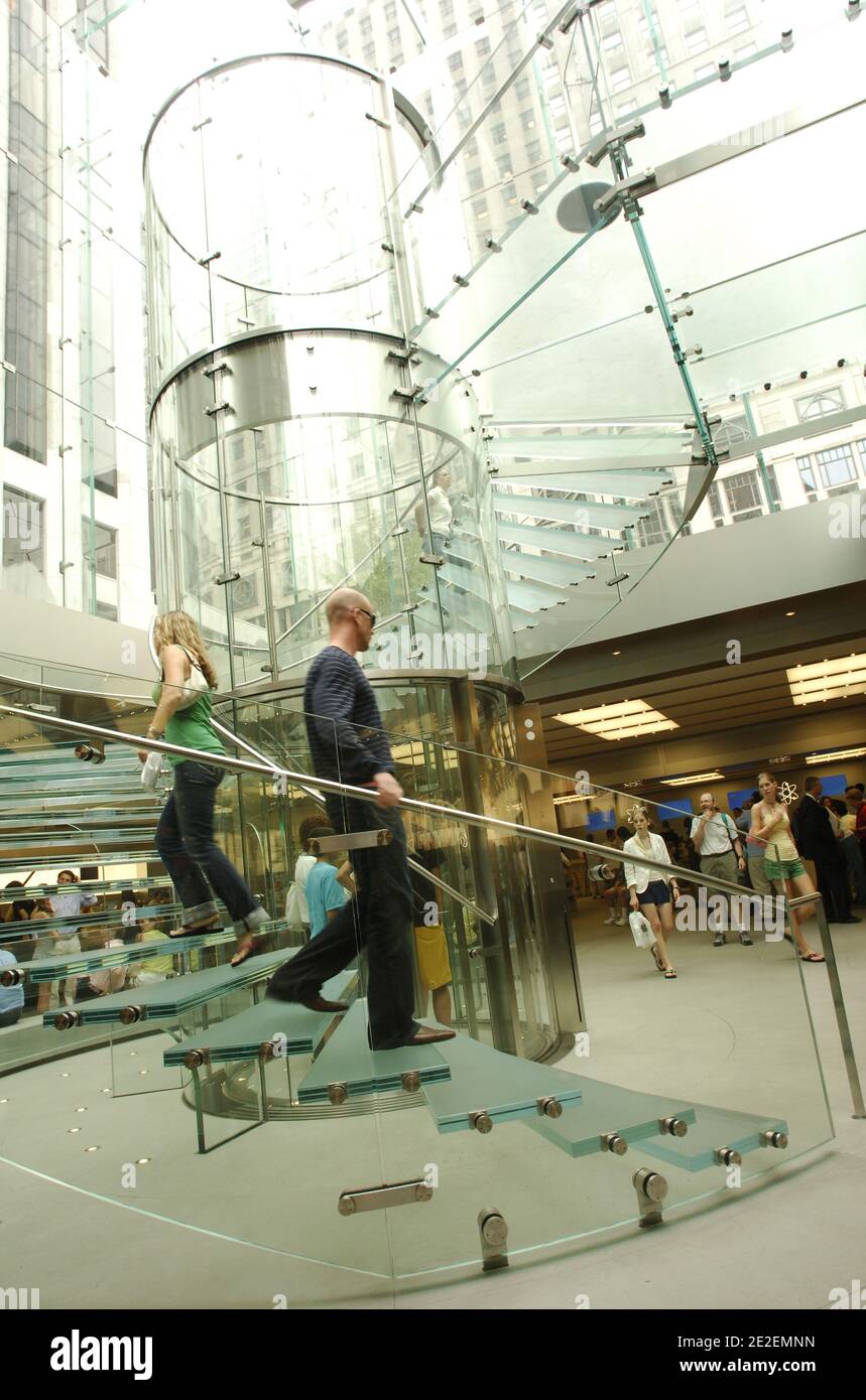 Apple Store on 5th avenue and 59th street, New York.Apple Store, entre ...