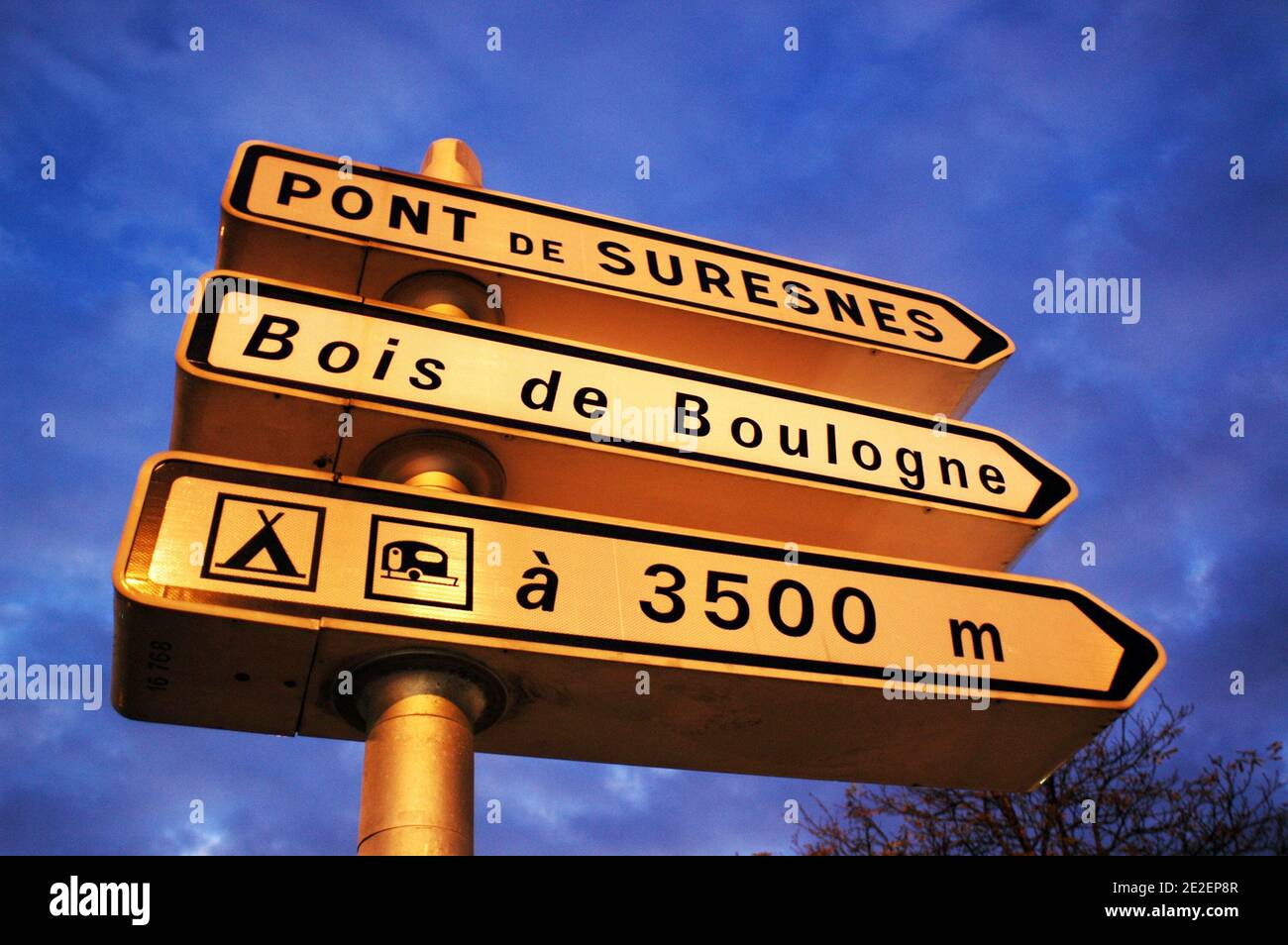 Panneau de signalisation de direction hi-res stock photography and ...