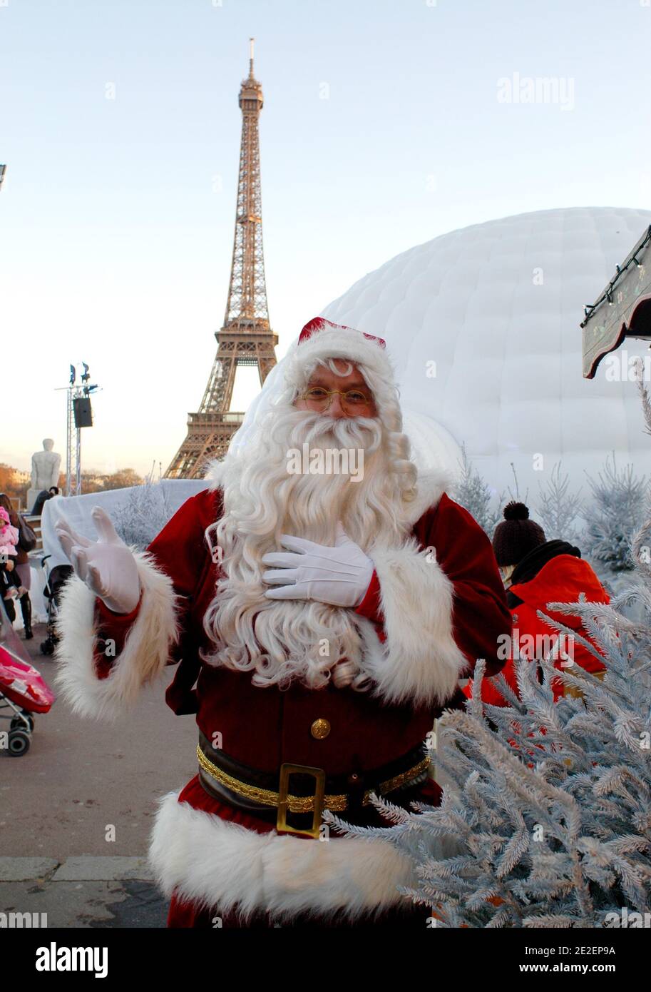 Marche paris tour eiffel hi-res stock photography and images - Alamy