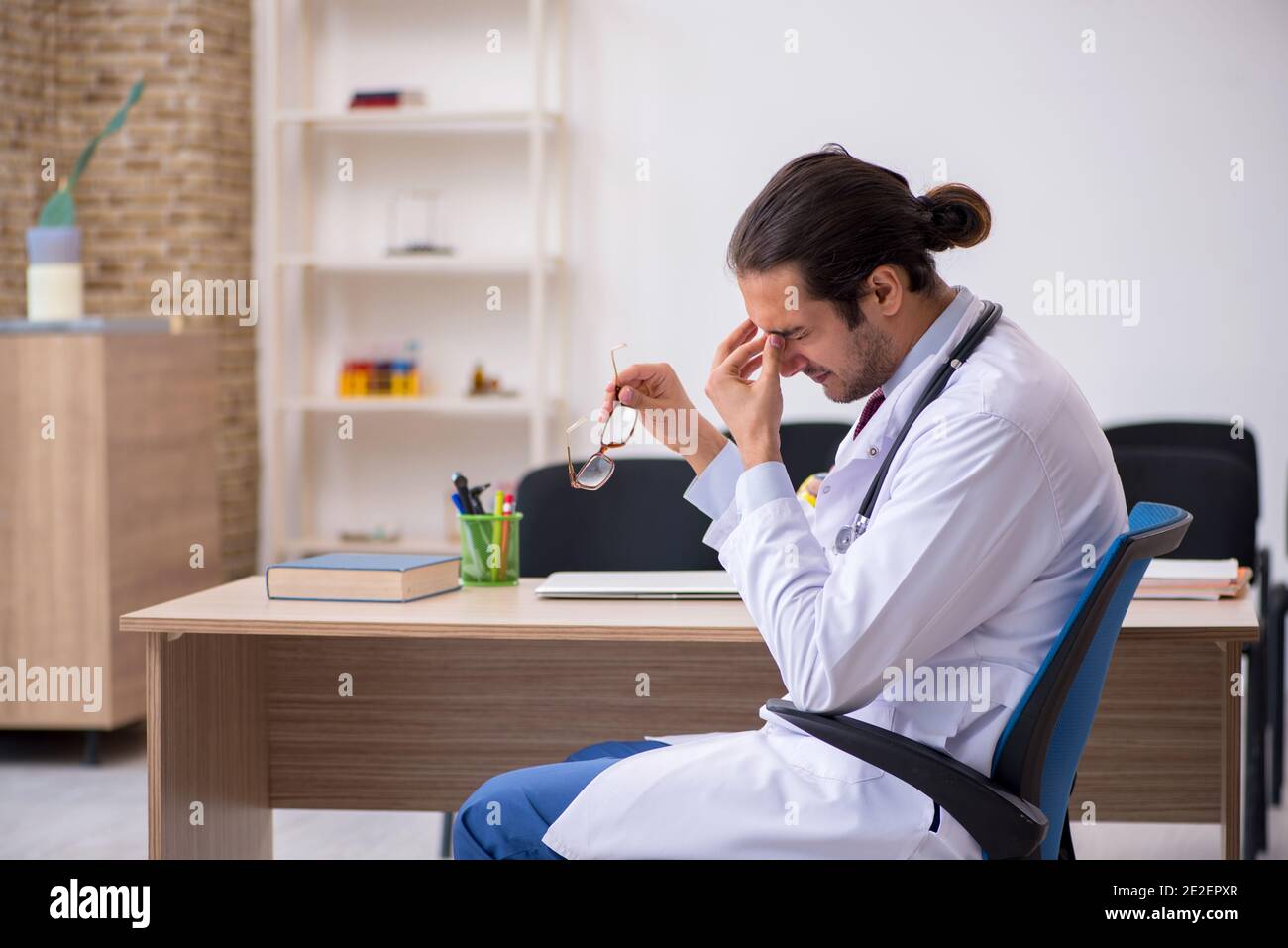 Young doctor giving seminar in the classroom Stock Photo - Alamy