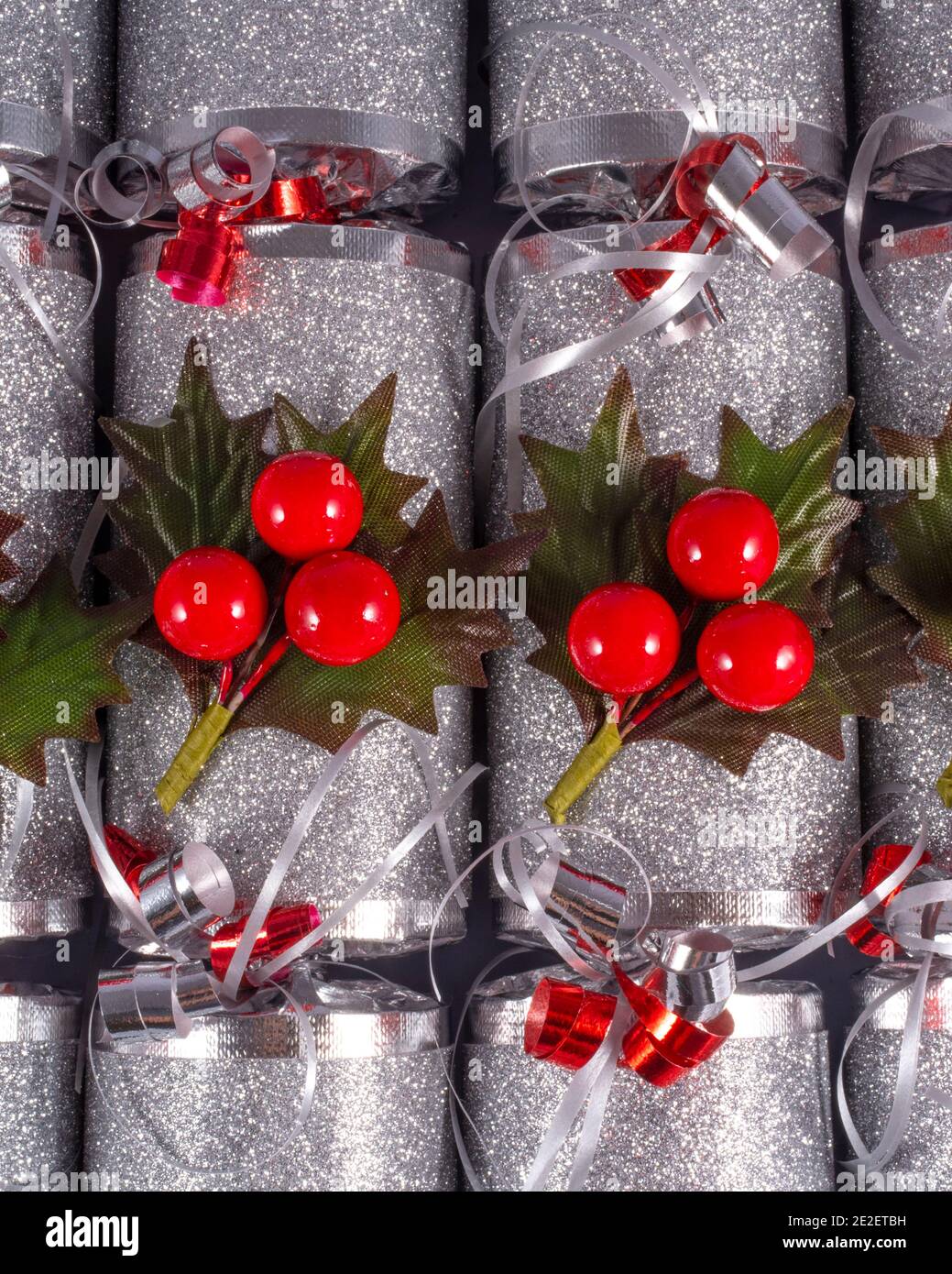 Family pulling christmas crackers dinner hi-res stock photography and ...