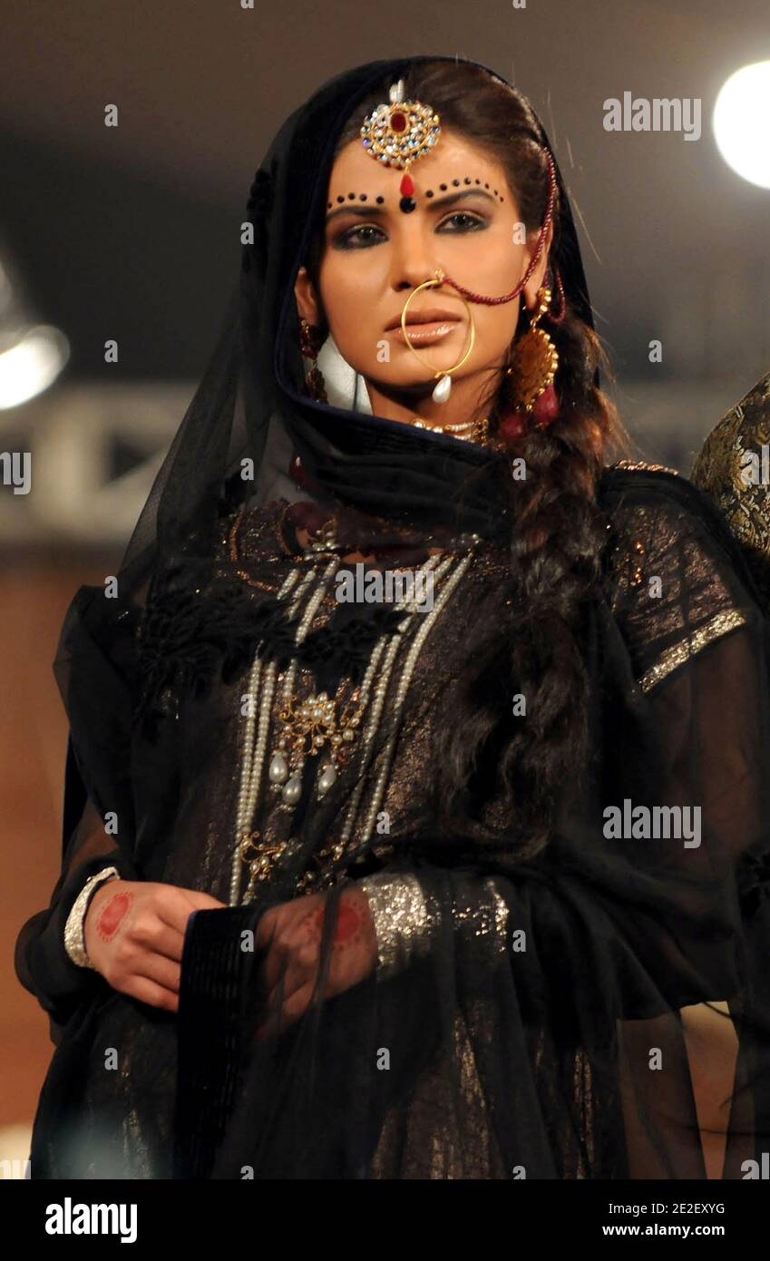 Pakistani models hi-res stock photography and images - Alamy