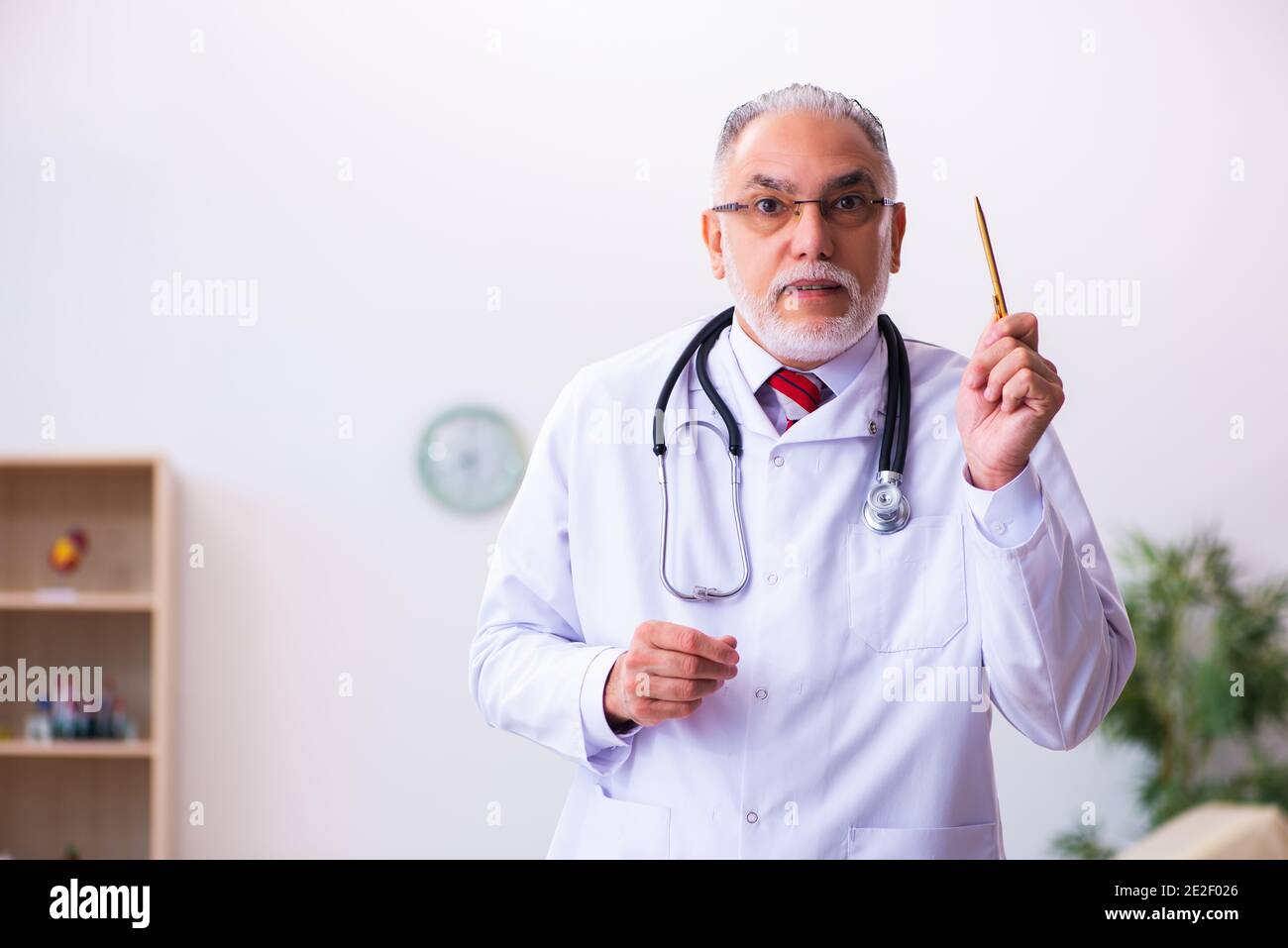 Old doctor working in the clinic Stock Photo - Alamy