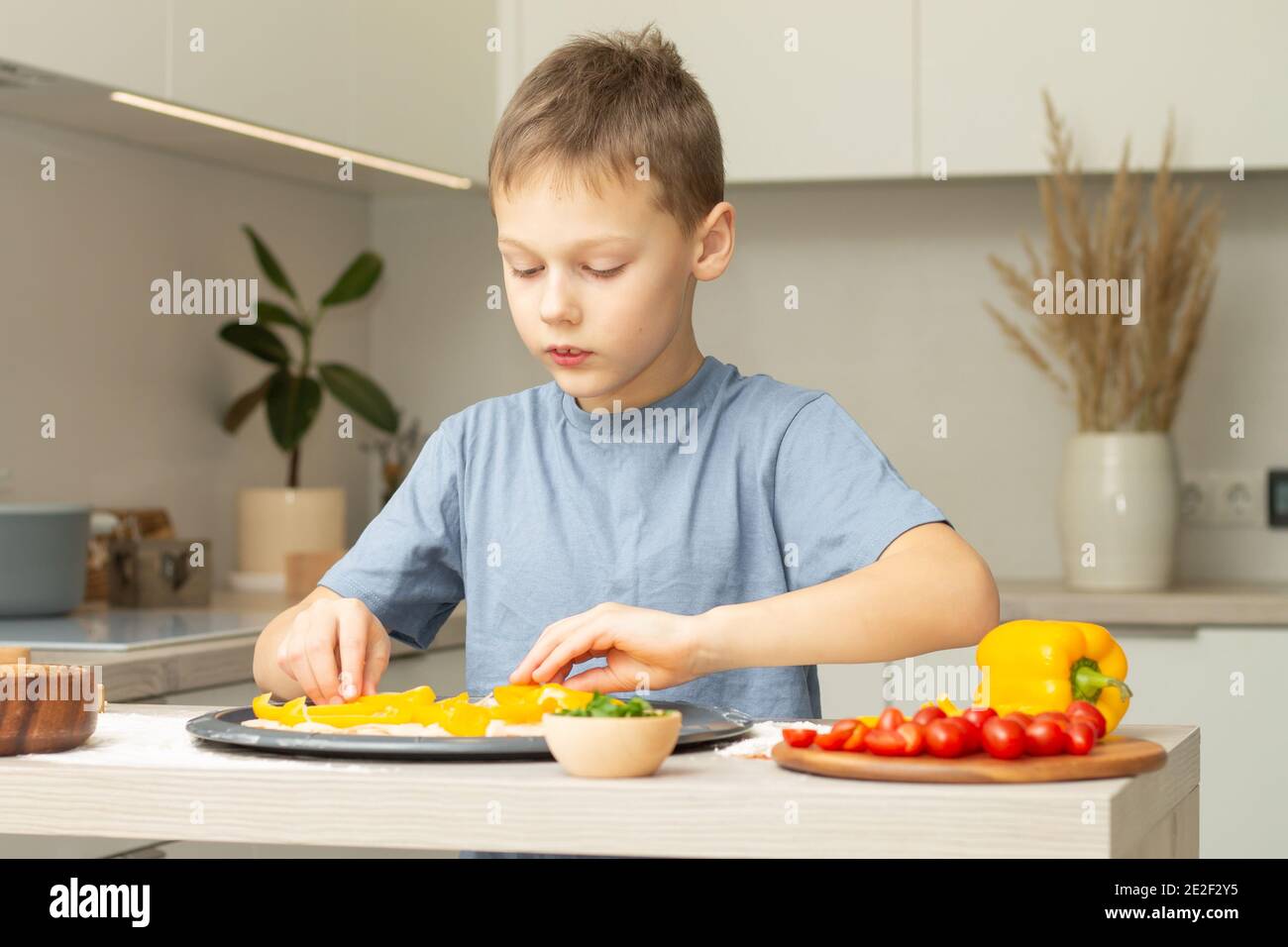 Boy cooking vegetables 10 hi-res stock photography and images - Alamy