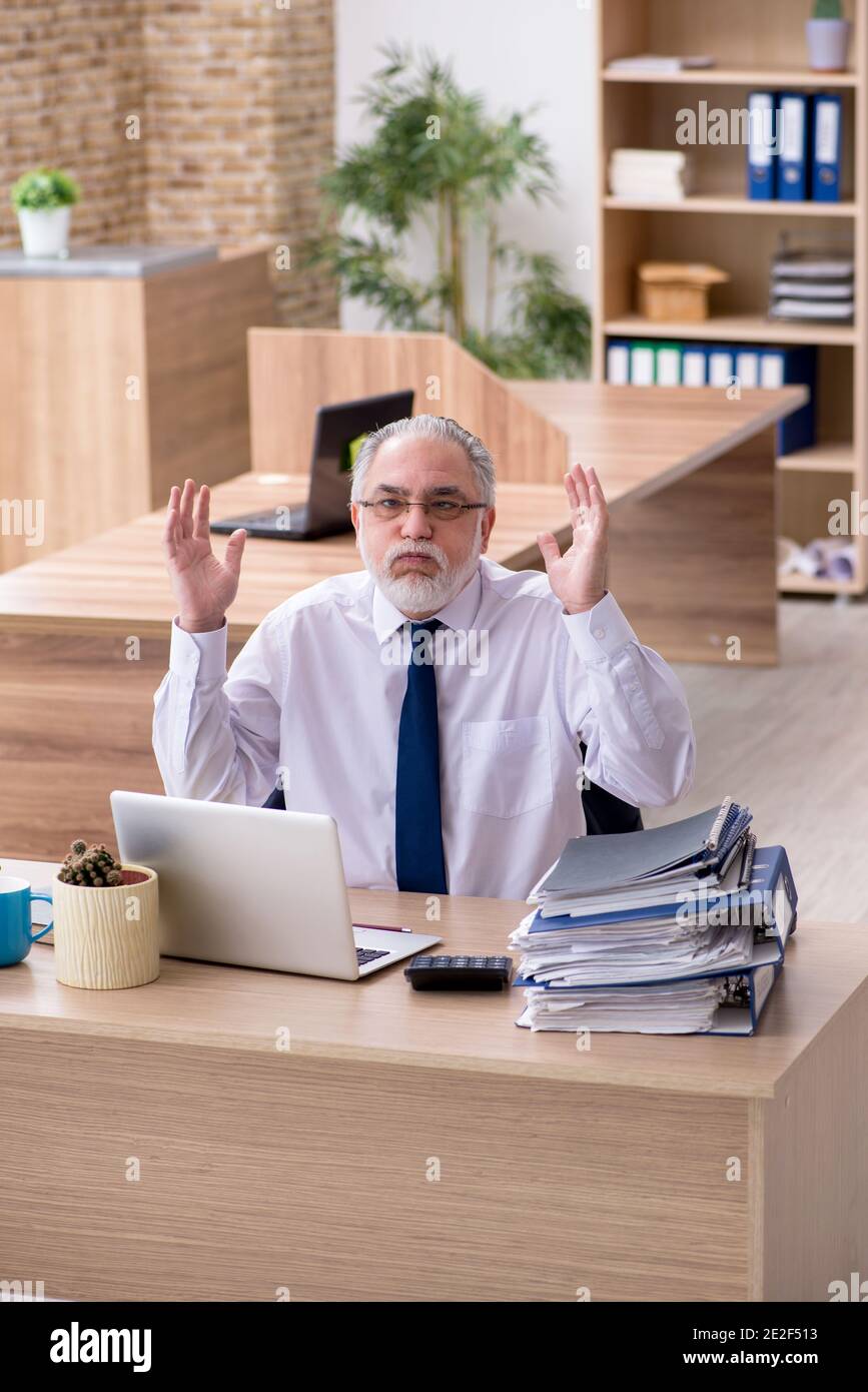Old employee working in the office Stock Photo - Alamy