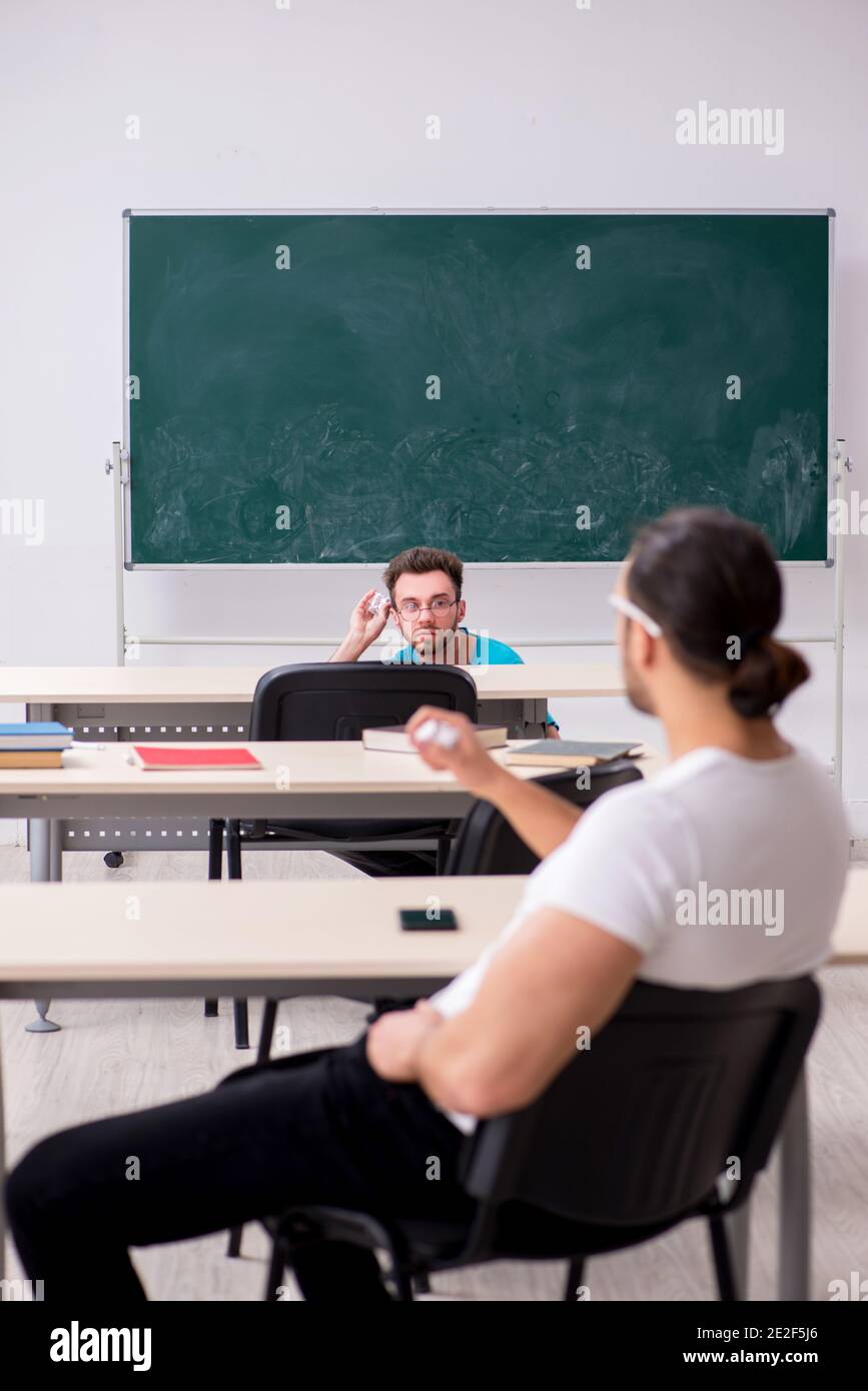 Boys fighting classroom hi-res stock photography and images - Alamy