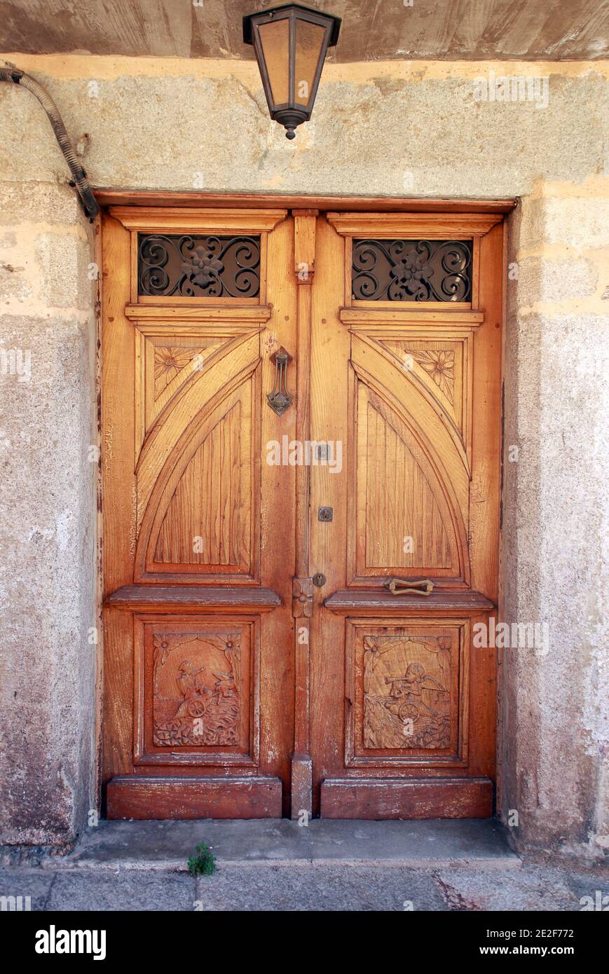 Vertical closed wooden door hi-res stock photography and images - Alamy