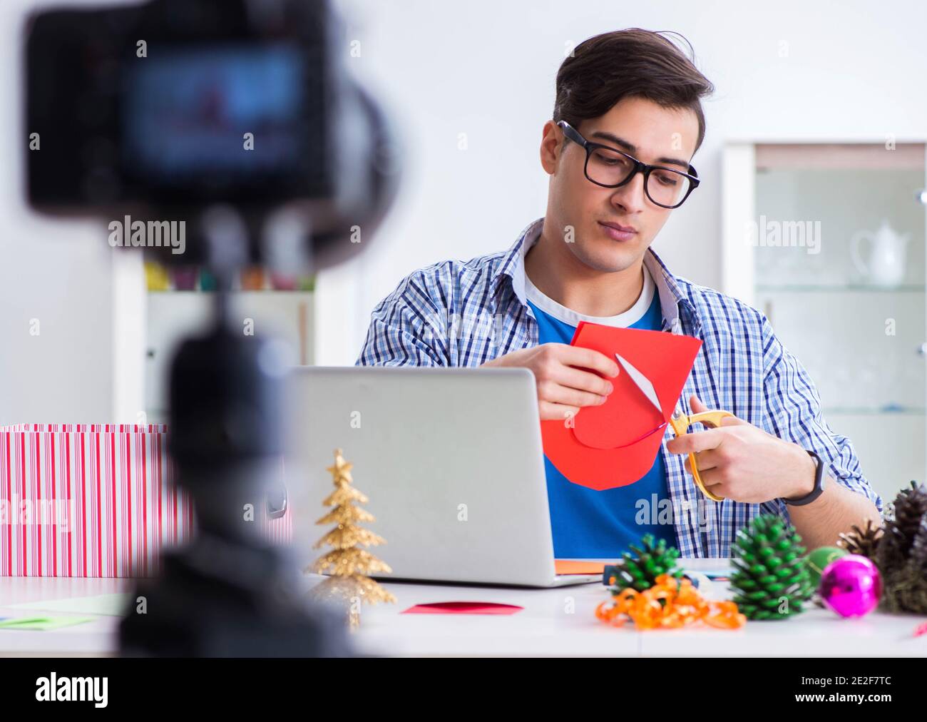 Video cutting paper hi-res stock photography and images - Alamy