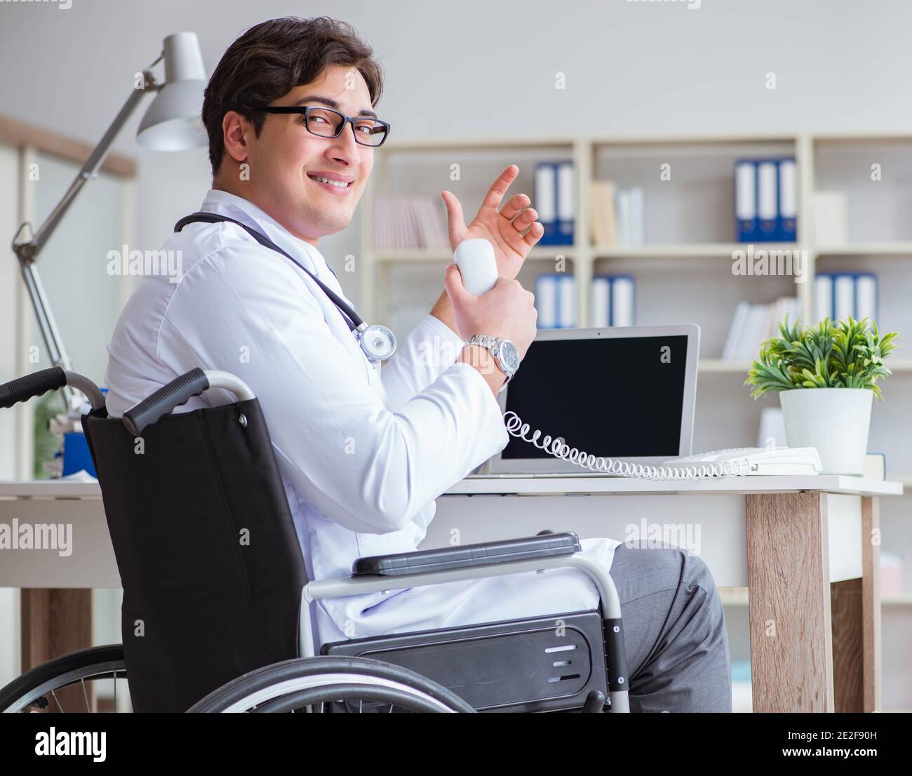 The disabled doctor on wheelchair working in hospital Stock Photo - Alamy