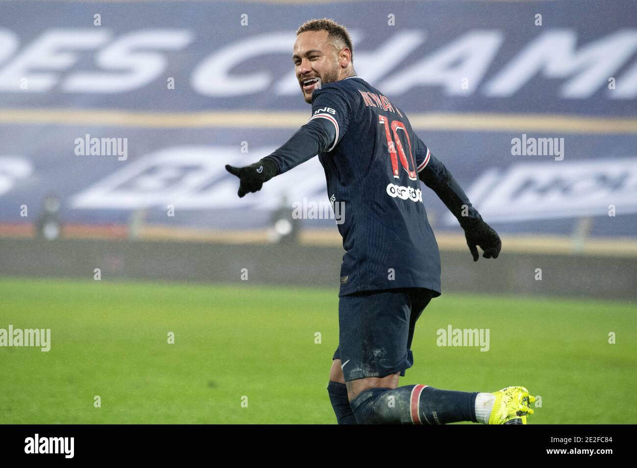 Neymar paris trophy hi-res stock photography and images - Alamy