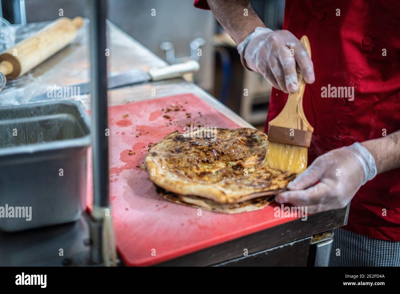 Chef making a delicious traditional tandoori bread Stock Photo - Alamy