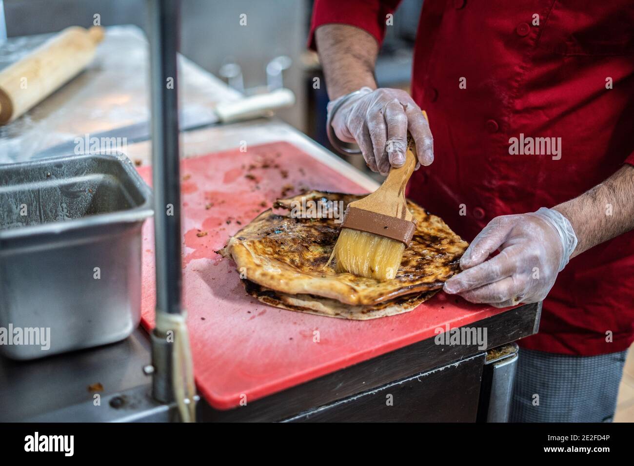 Chef making a delicious traditional tandoori bread Stock Photo - Alamy