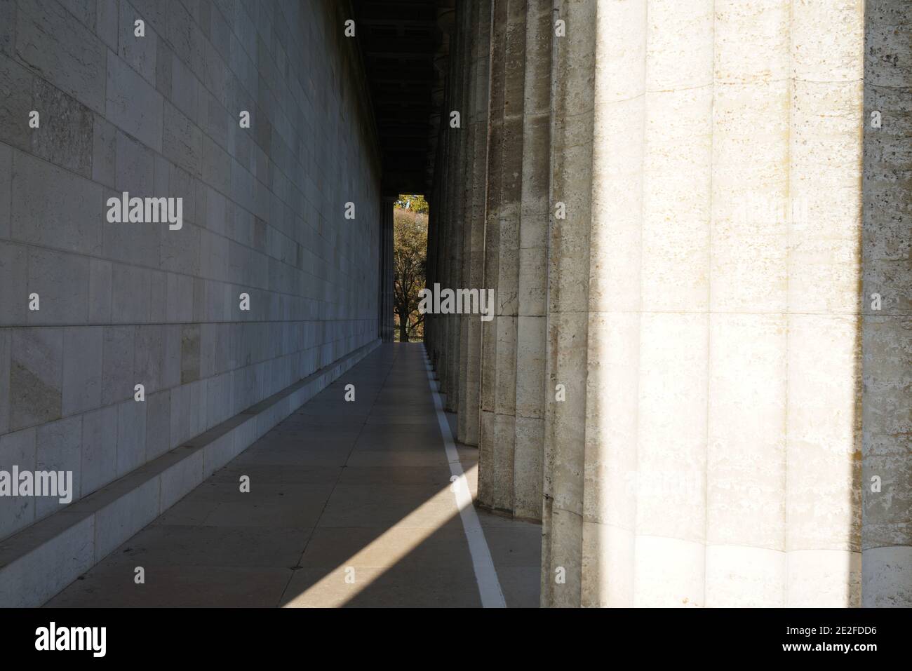 Buildings with columns hi-res stock photography and images - Alamy