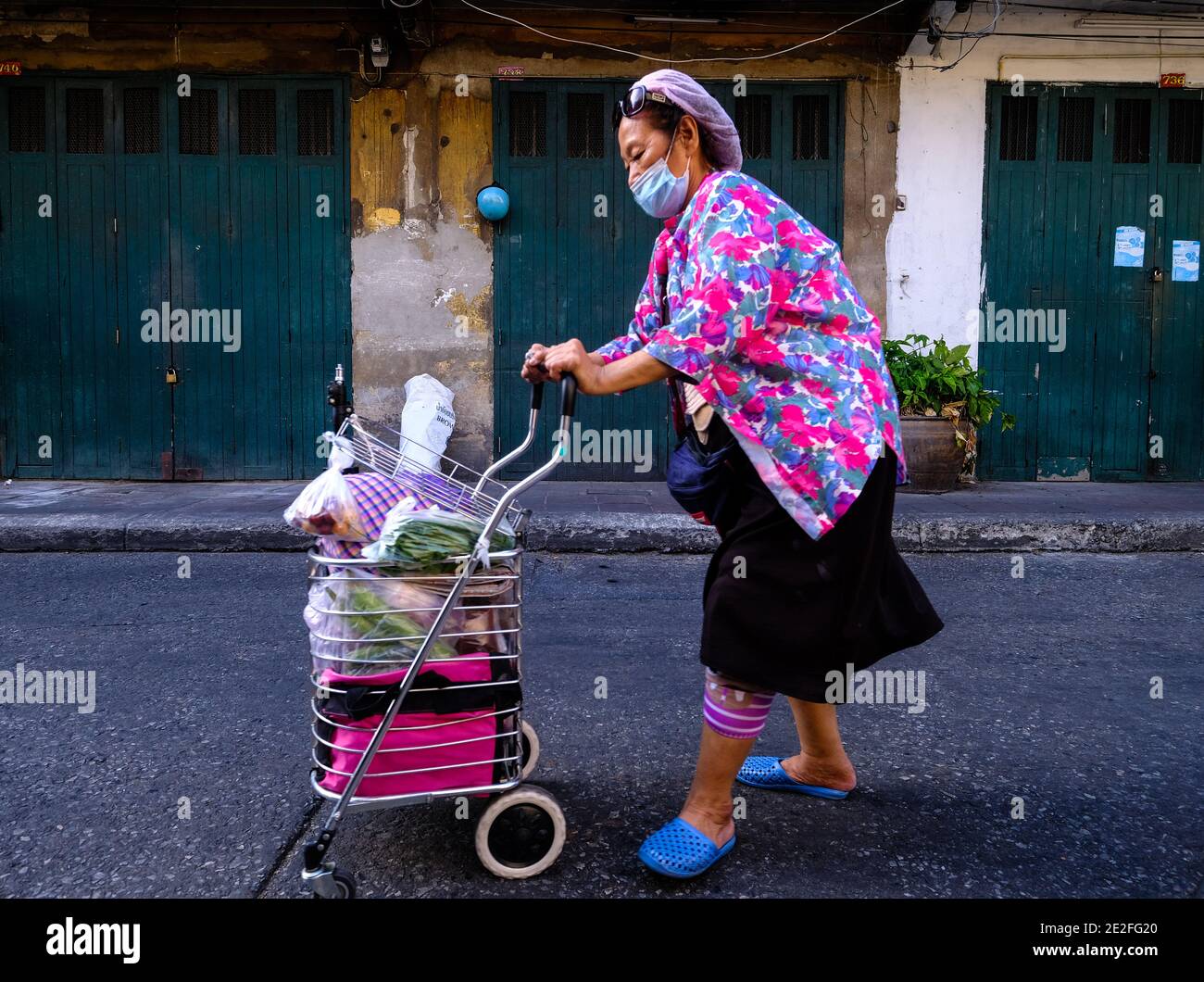 Old woman shopping cart hi-res stock photography and images - Alamy
