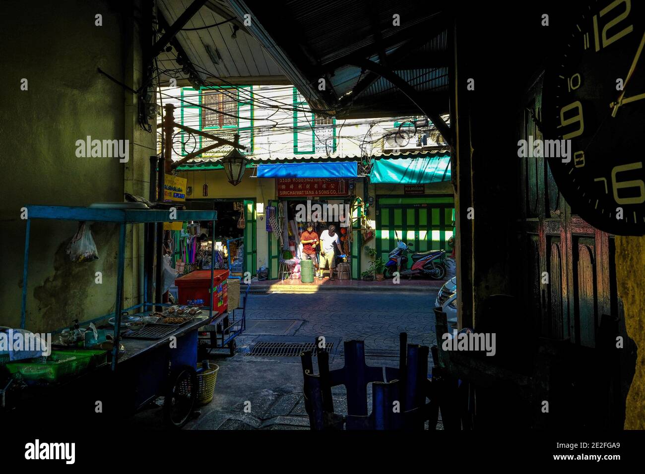 Bangkok alleyway hi-res stock photography and images - Alamy
