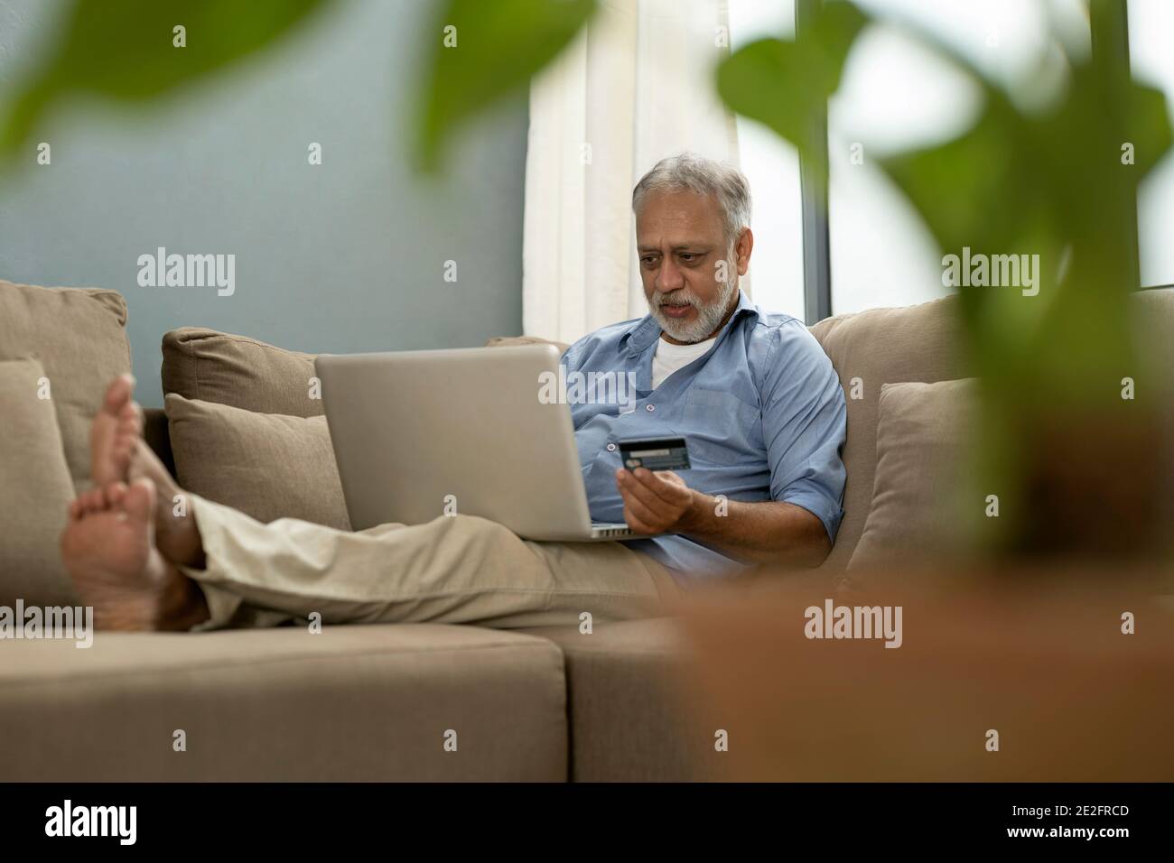 Modern debit card hi-res stock photography and images - Alamy