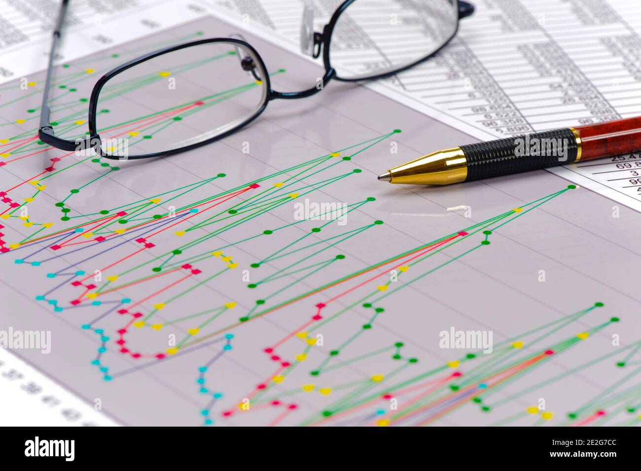 Kalkulation und Chart mit Stift Stock Photo - Alamy