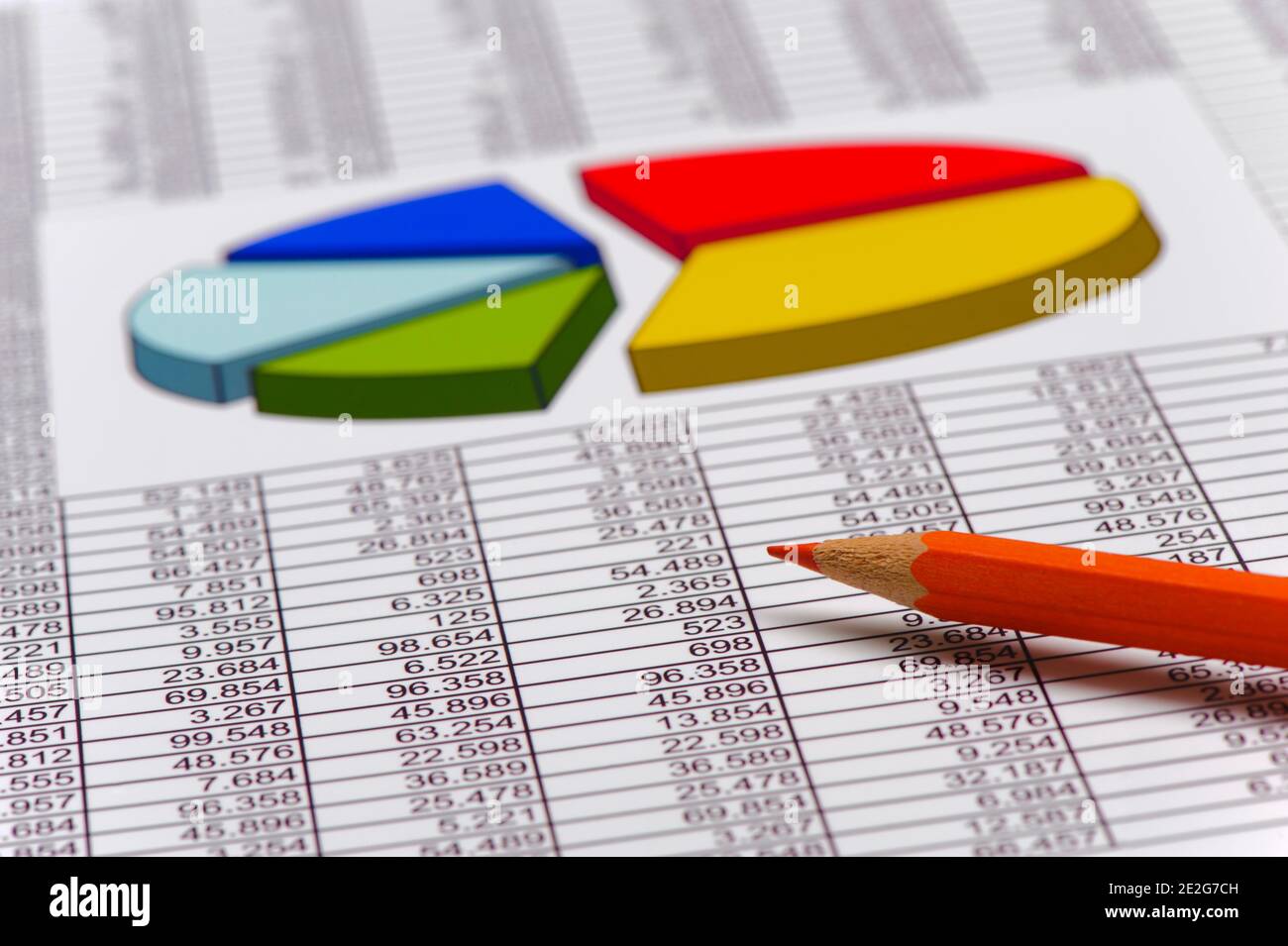 Kalkulation und Chart mit Stift Stock Photo - Alamy