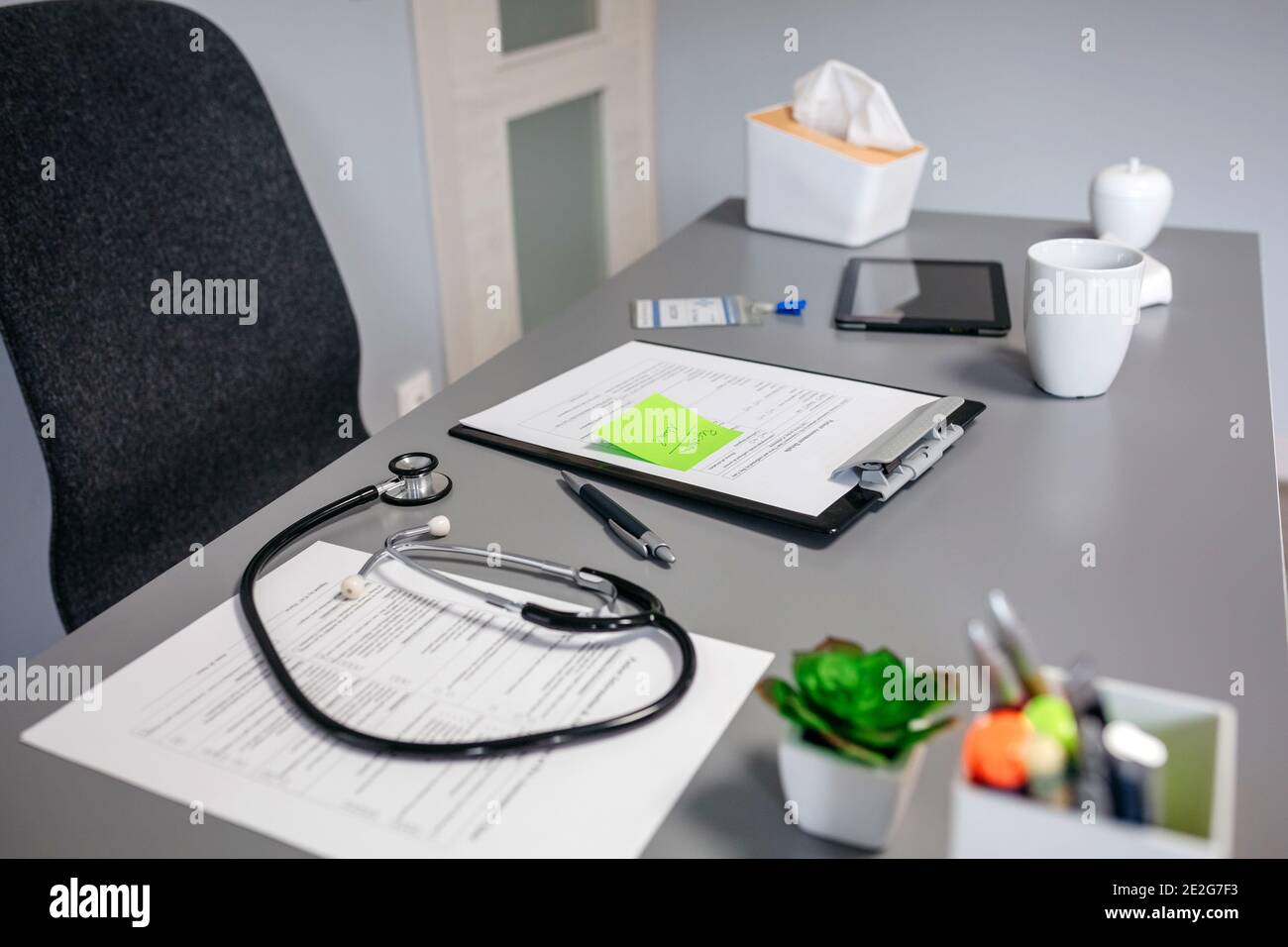 Doctor desk office empty hi-res stock photography and images - Alamy